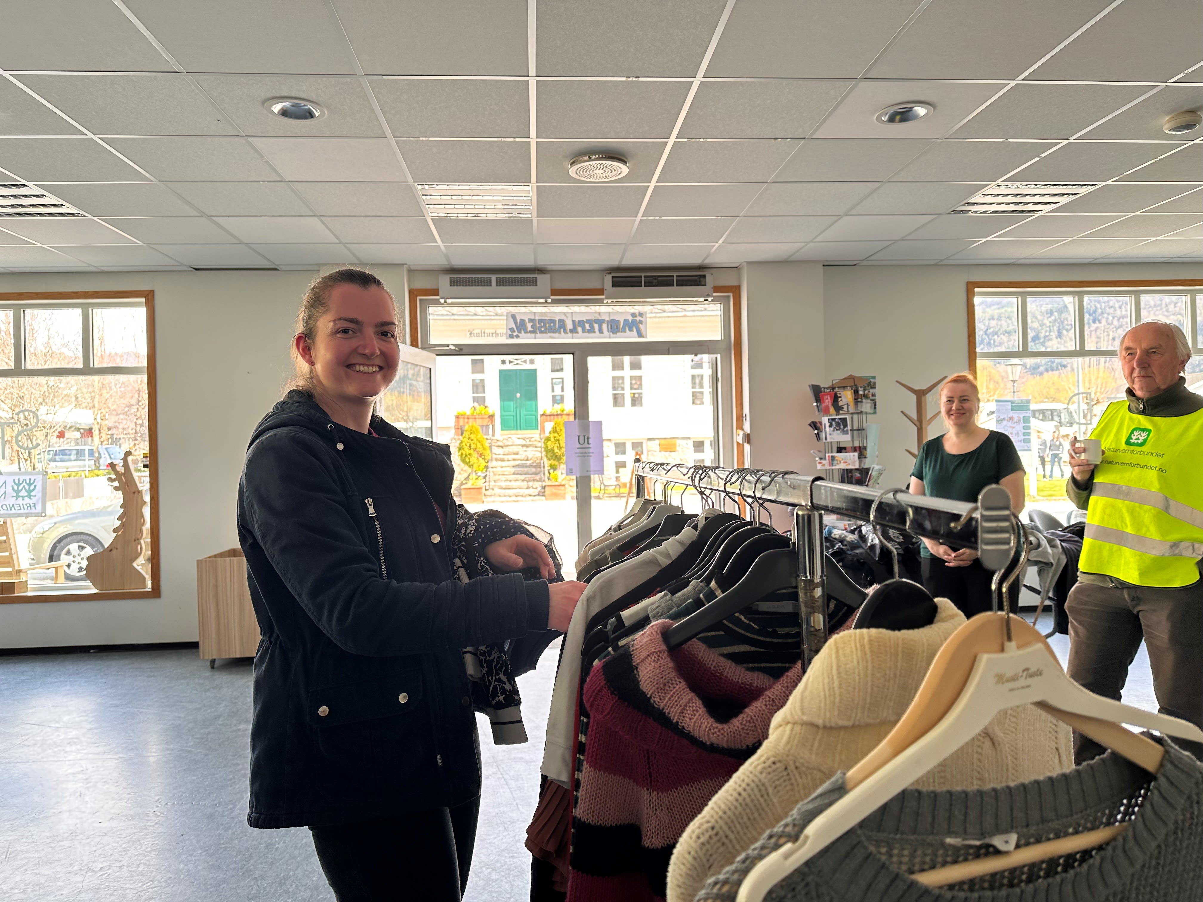 Byter klede med systera si - fjordabladet.no