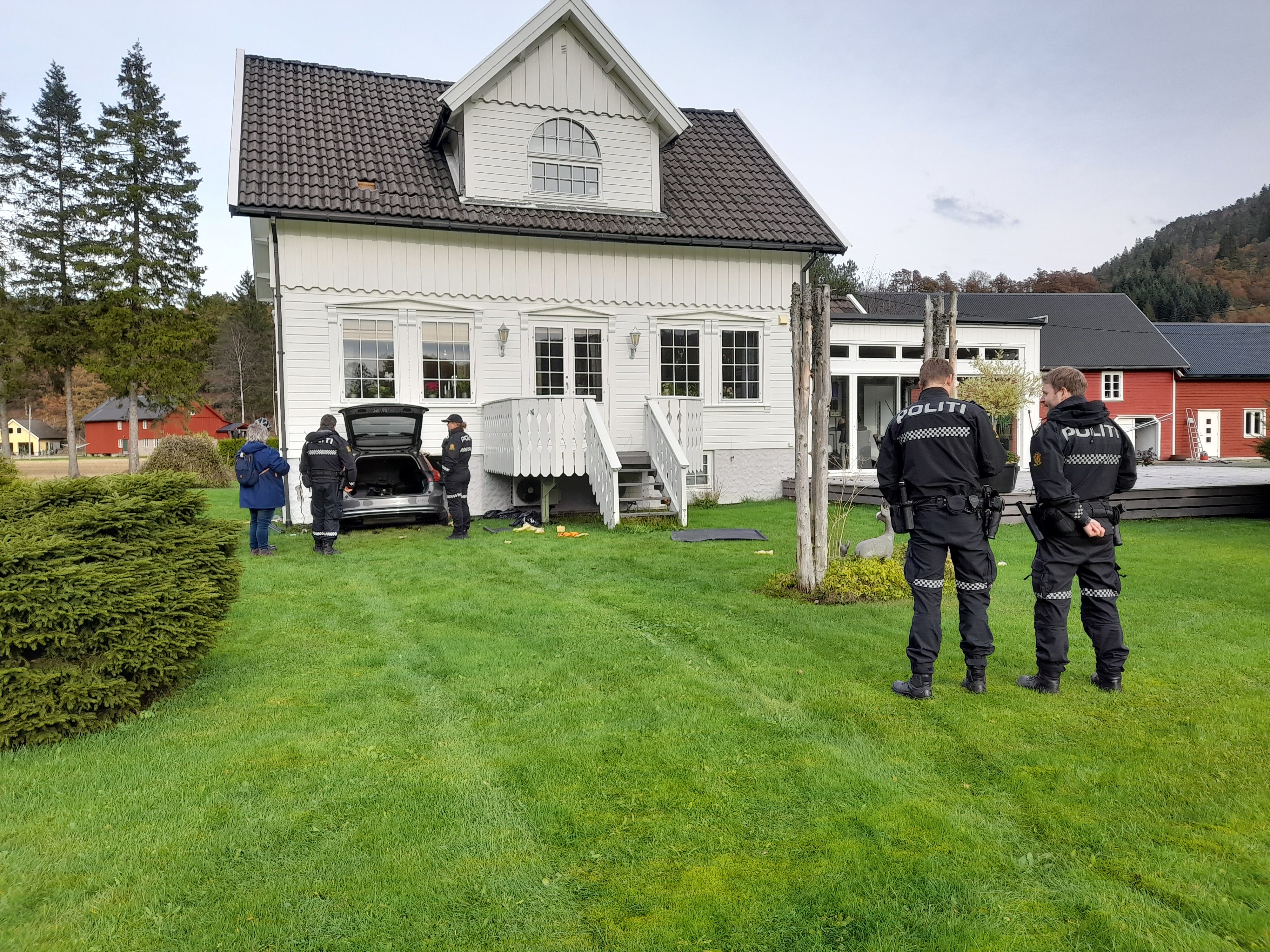 Bil krasjet i hus. Sjåfør hentet av luftambulanse. - fvn.no