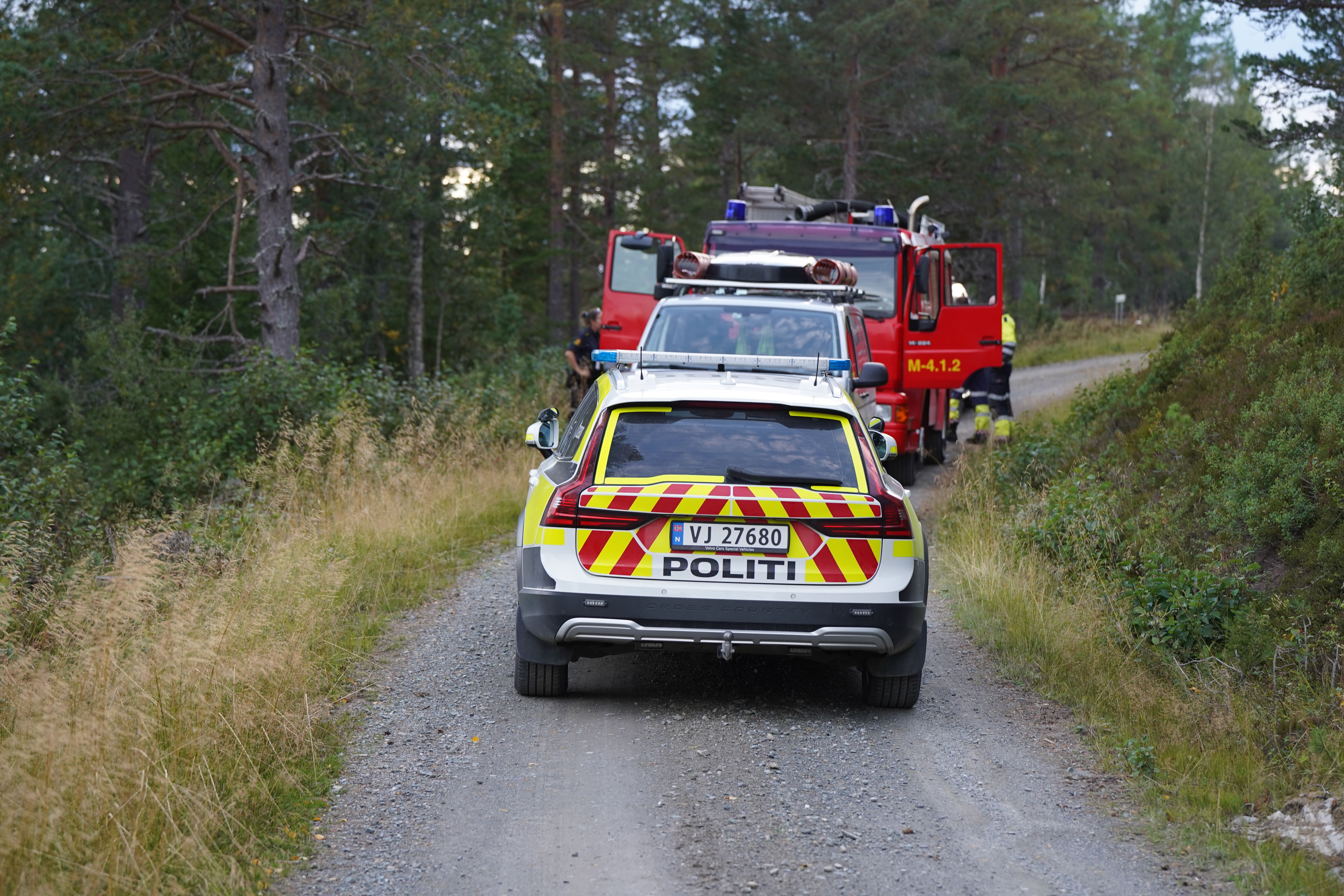 Terreng­brann i Melhus: – Dynker på med vann for å hindre oppblus­sing ...