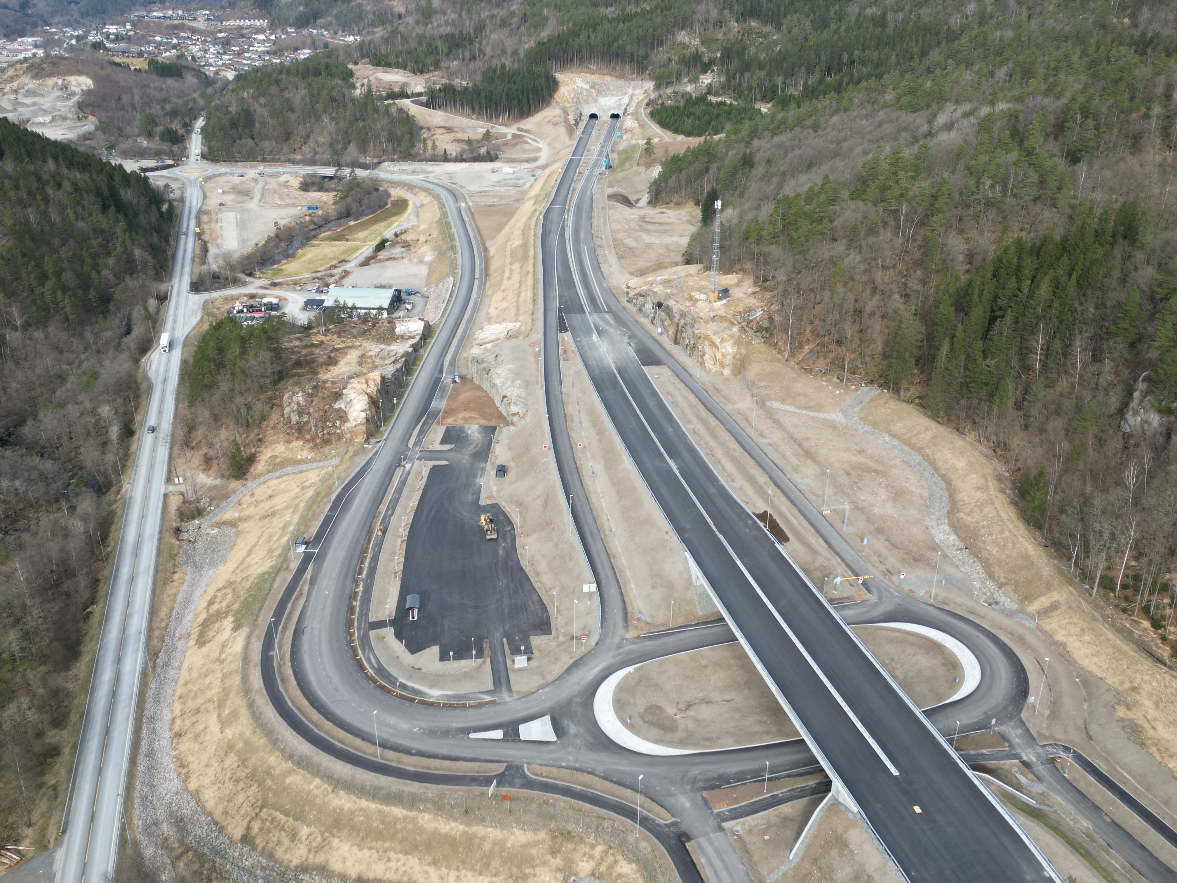 Ny E39 gjennom Lyngdal åpner for trafikk - fvn.no