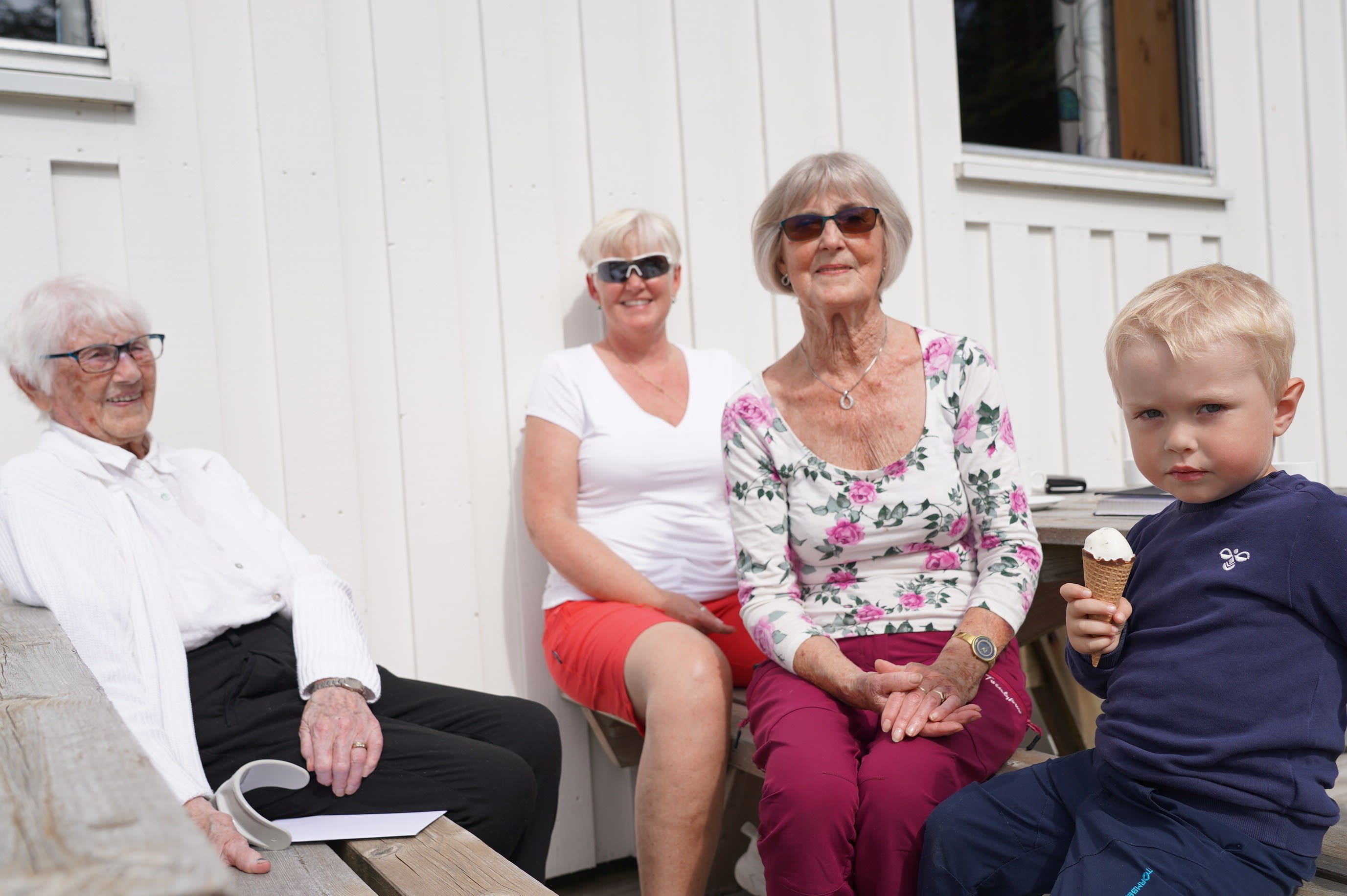 Anna(100) og Trygve(3) trives i laget på grendahuset - avisafroya.no