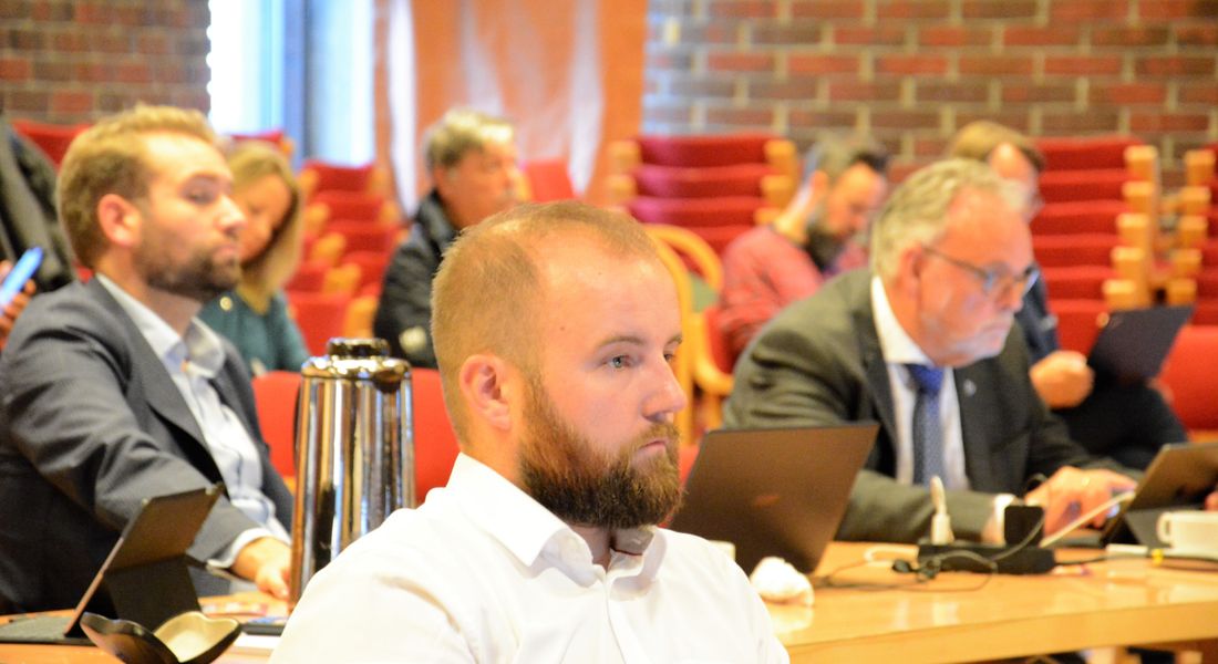 «Det er i strid med kommunelova å leggje ned skular, eller flytte ... «Det er i strid med kommunelova å leggje ned skular, eller flytte ...