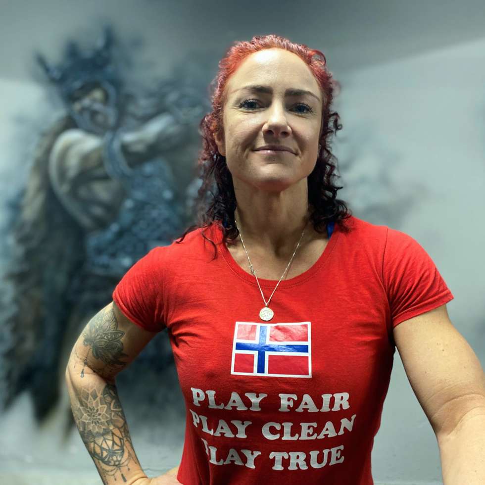 Signe går for gull i NM i styrkeløft - fjt.no