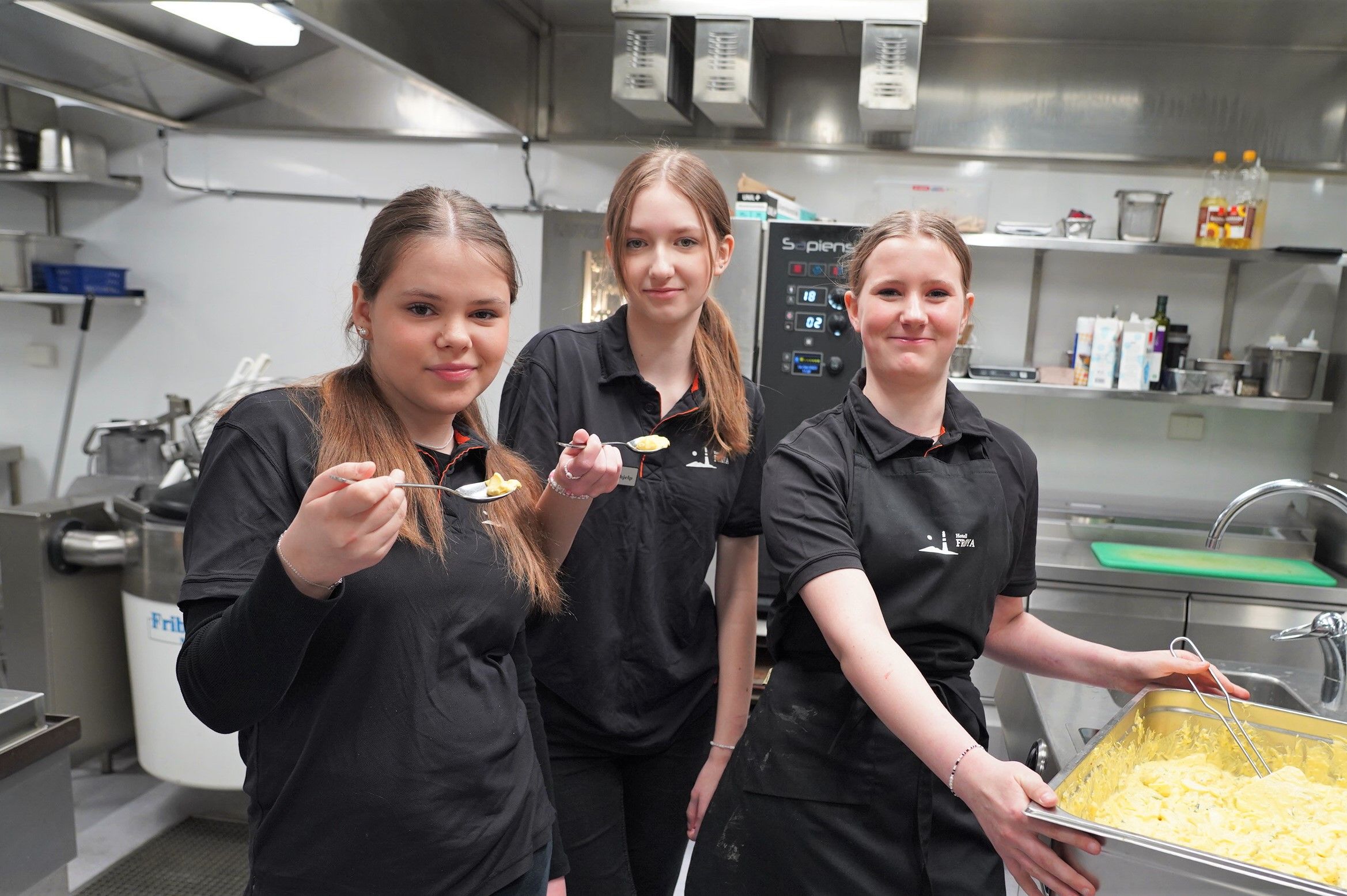 Fikk prøve seg på kjøkkenet til hotellet: – Jeg har skrellet 80 egg ...