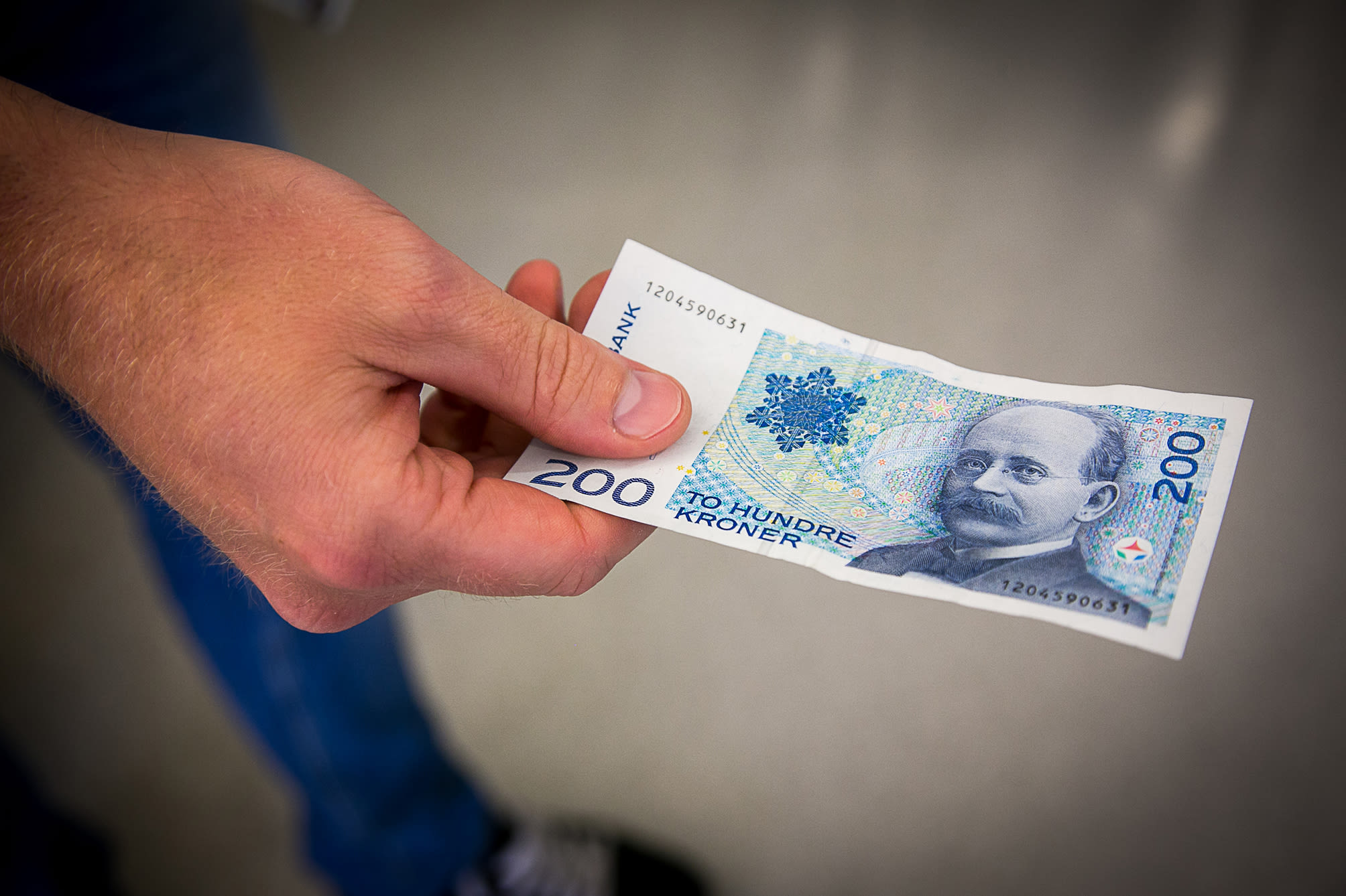 Skulle betale med denne 200-lappen. Da ringte kiosken politiet - ht.no