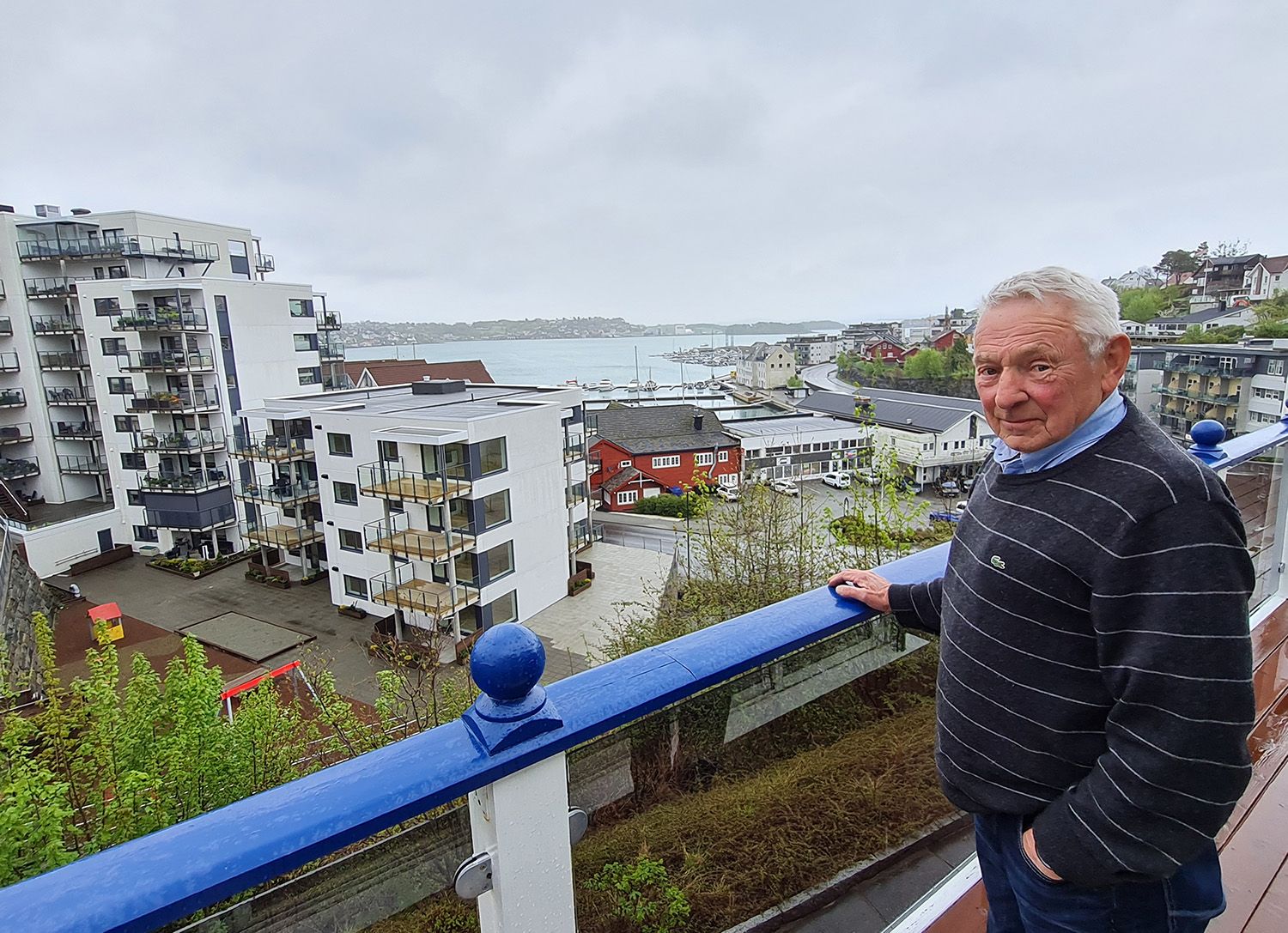- Han reklamerer med den fantastiske utsikta, men han skriv ikkje at ...