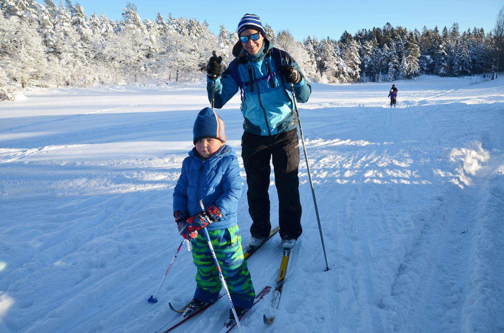 Enormt med folk på Dømmesmoen, langs veien, i akebakker og i skisporet ...
