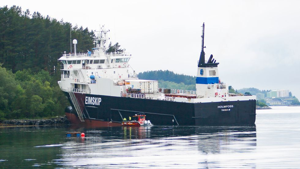 Lasteskip trukket av grunn ved Ålesund – ikke mistanke om lekkasje ...