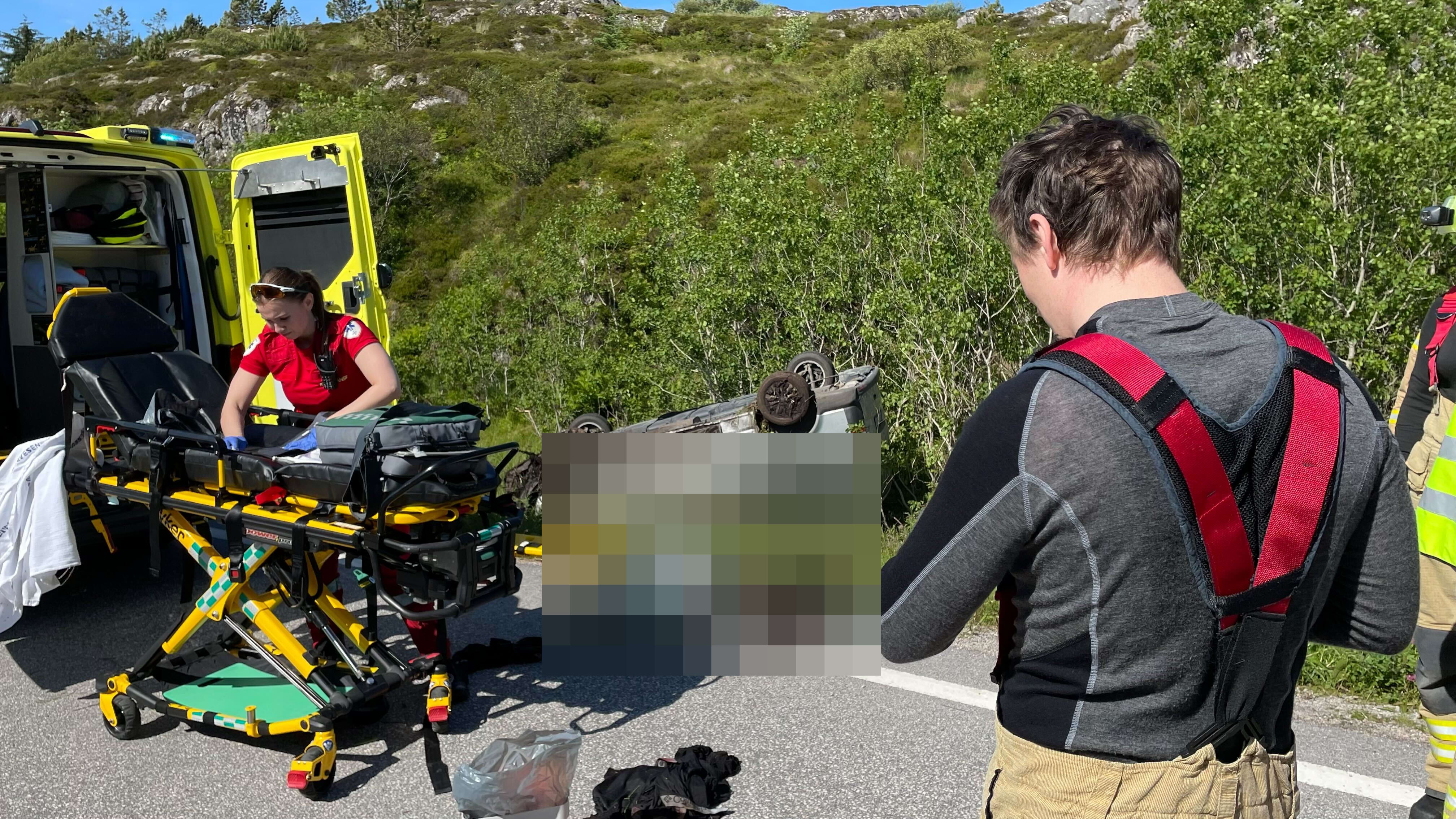 Ble kastet ut av bilen før han havnet under den - hitra-froya.no