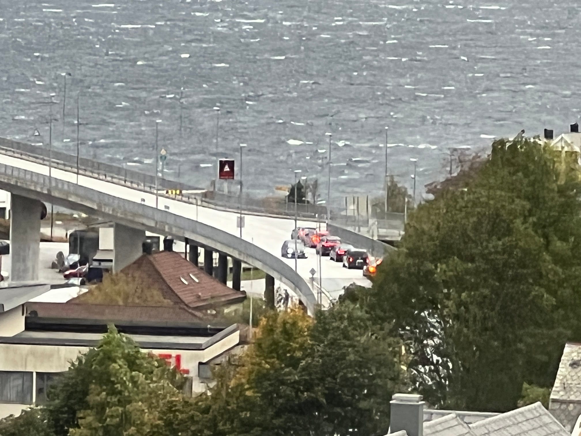 Brua stengt i periodar – kast på 33 meter per sekund - smp.no