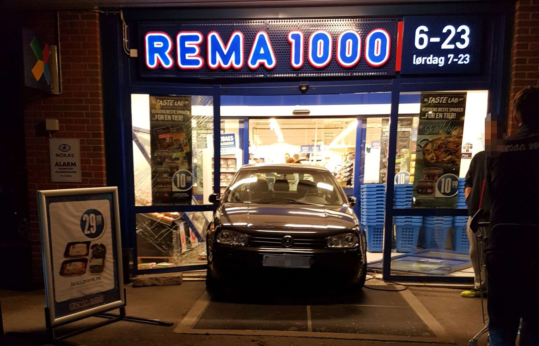 Rygget rett inn i Rema 1000-butikken med bilen - varden.no