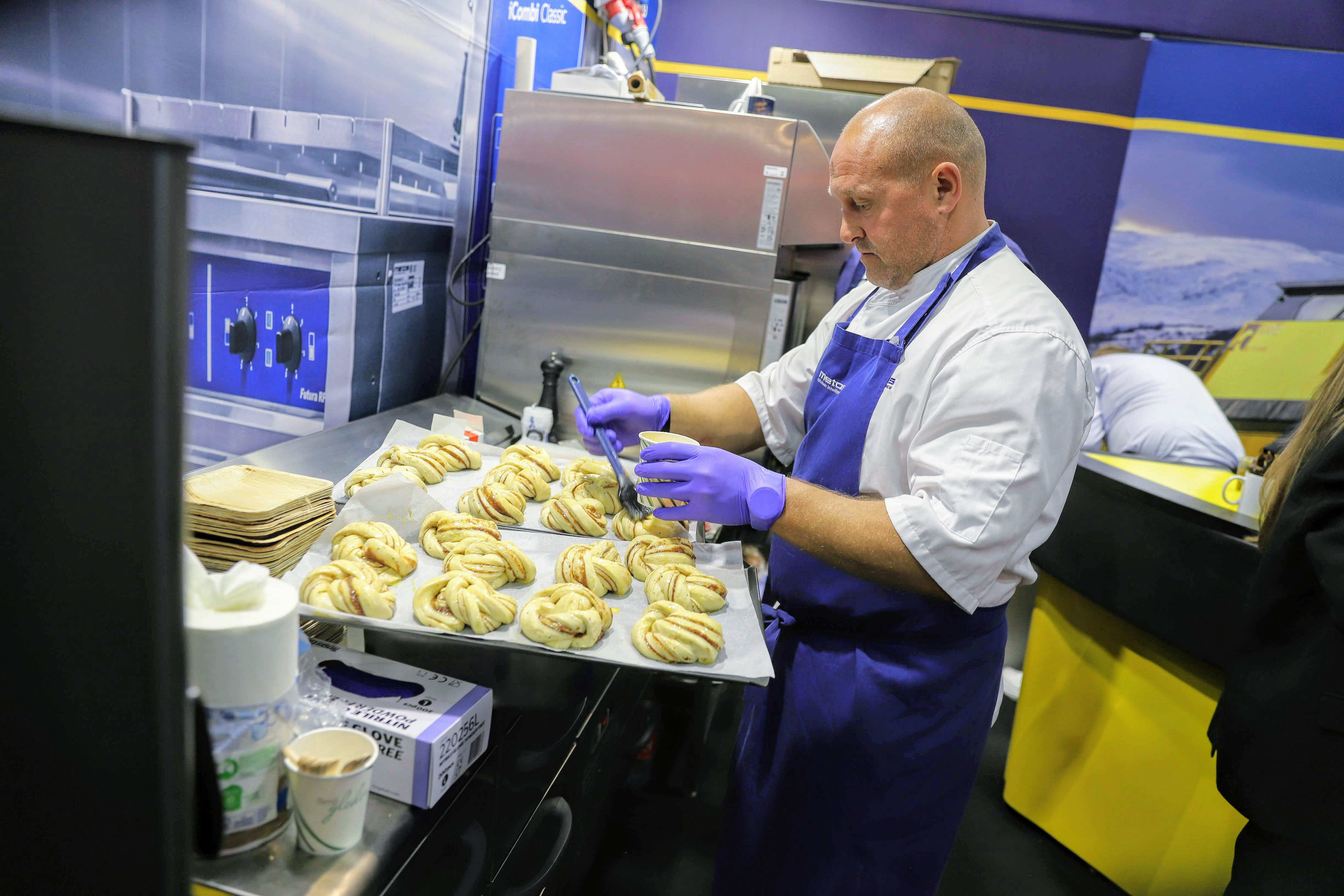 Freista messefolket med bollar og burgarar frå eiga bysse - vikebladet.no