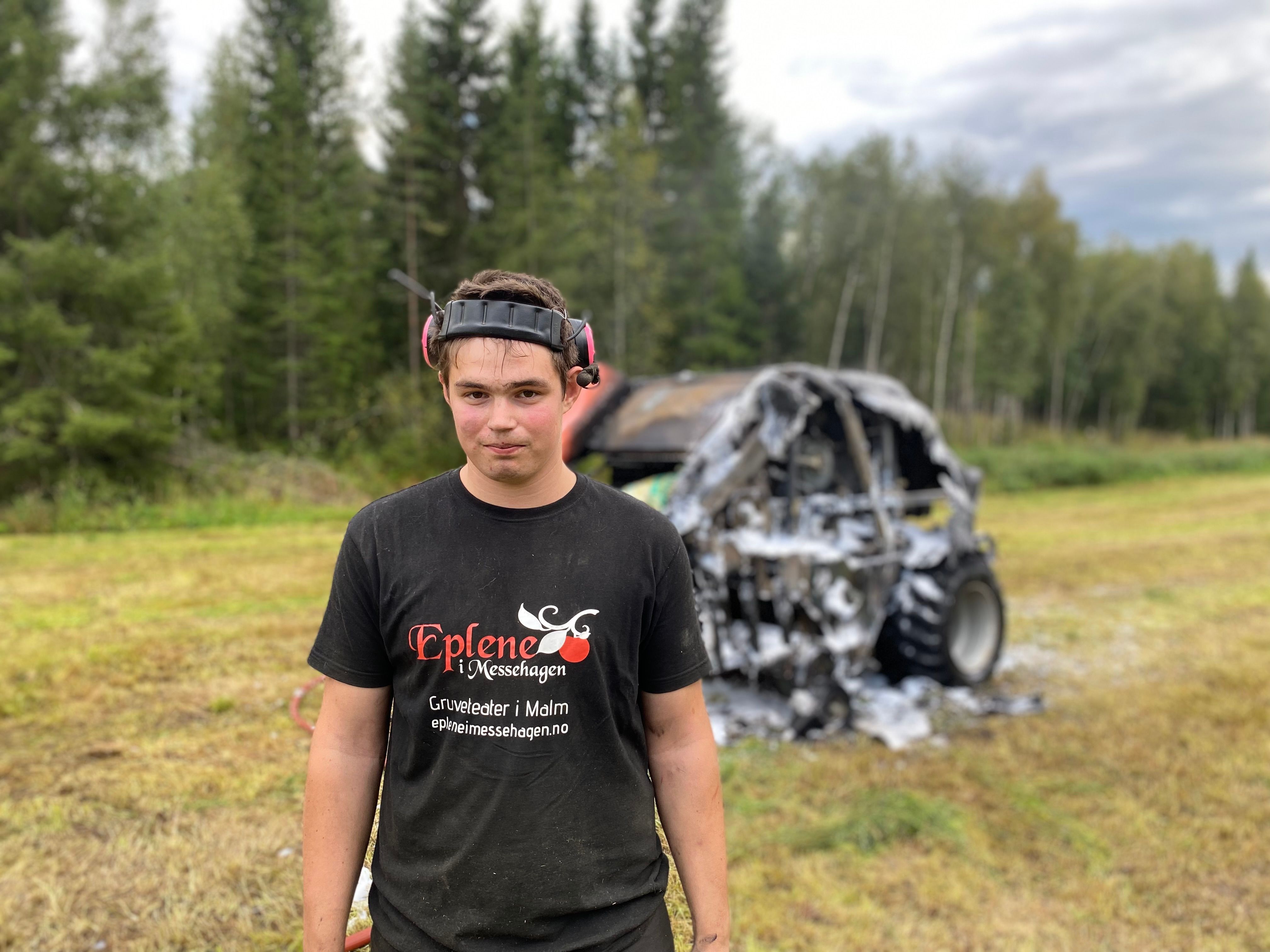 Magnus (21) gikk av traktoren for å undersøke. Så kom flammene: – Den ...
