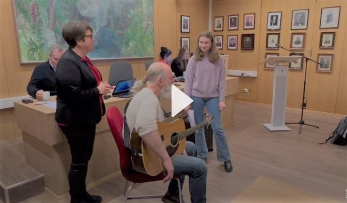 Bertine og Norvall opna kommunestyremøtet med song og musikk - fjt.no Bertine og Norvall opna kommunestyremøtet med song og musikk - fjt.no