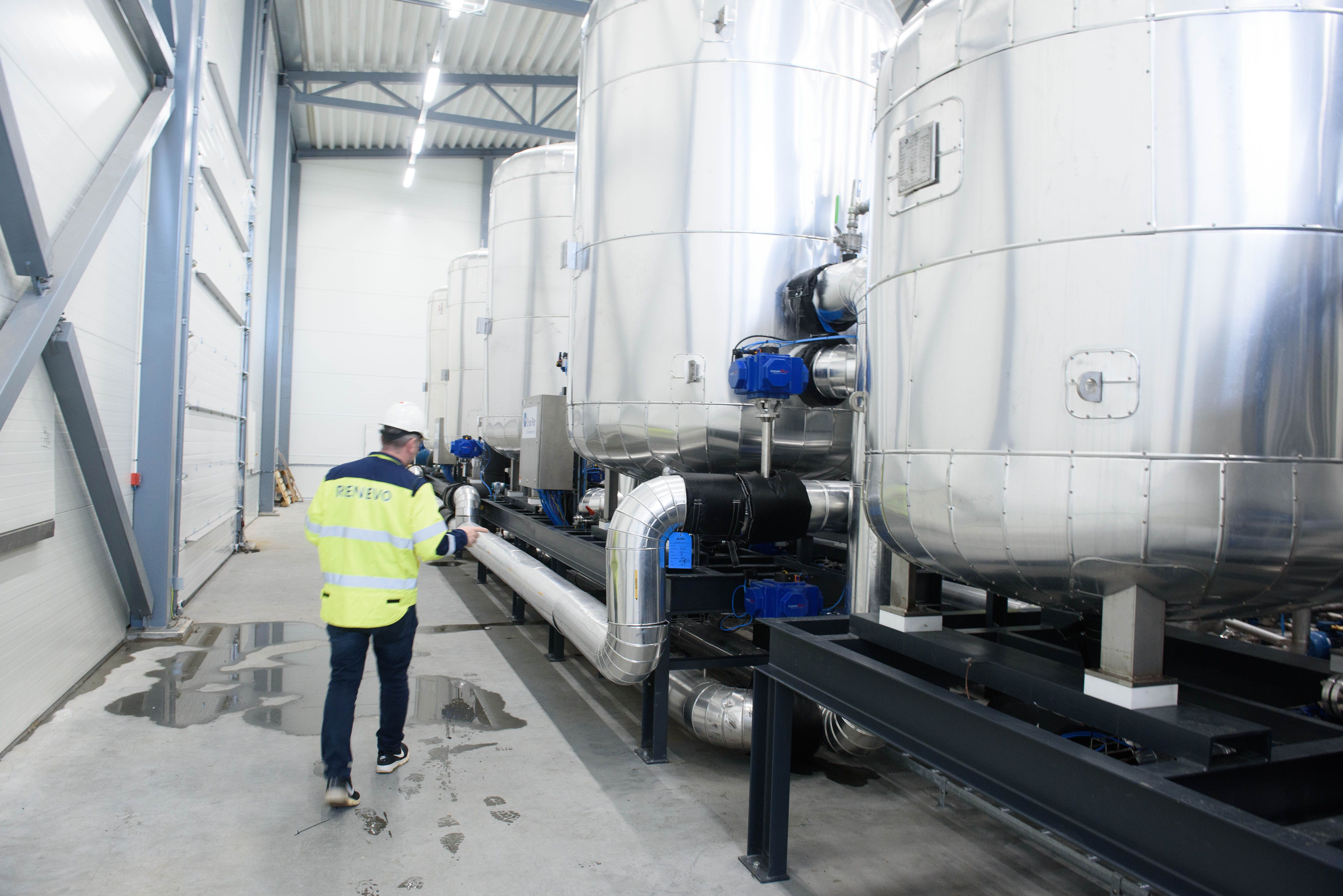 Tilsette skal ikkje ha fått løn. Stange seier han betalte ut frå eiga ...