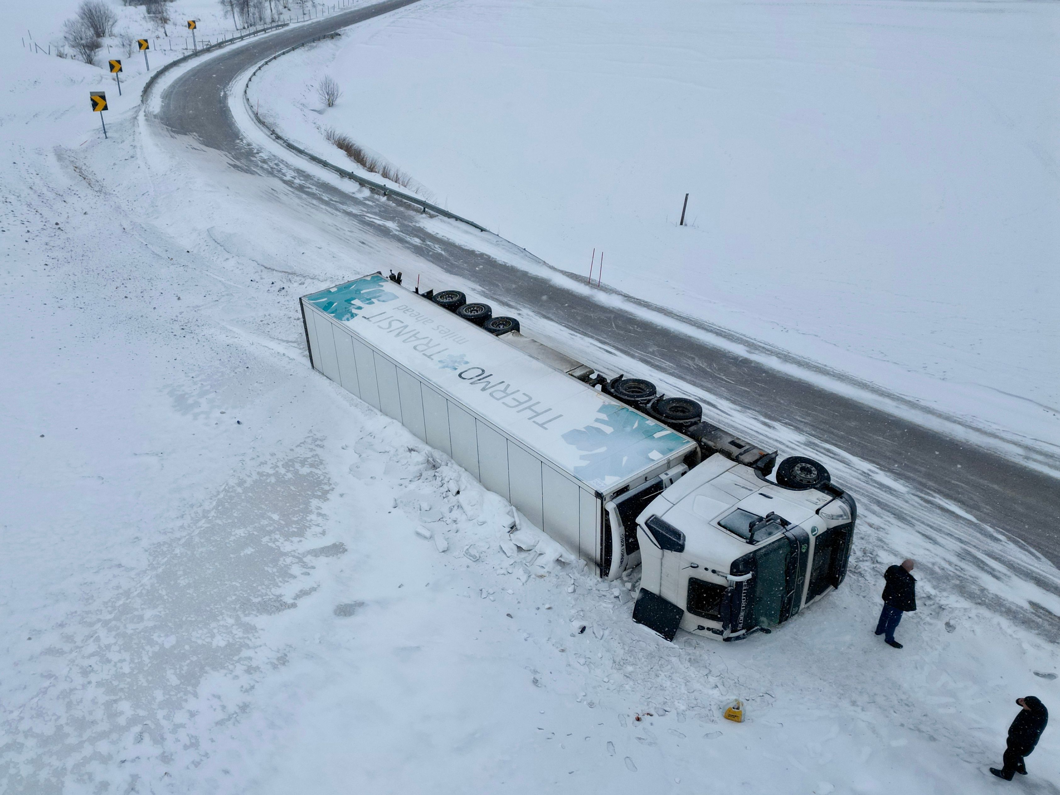 Lastebil med to personer har veltet nord for Steinkjer - steinkjer24.no
