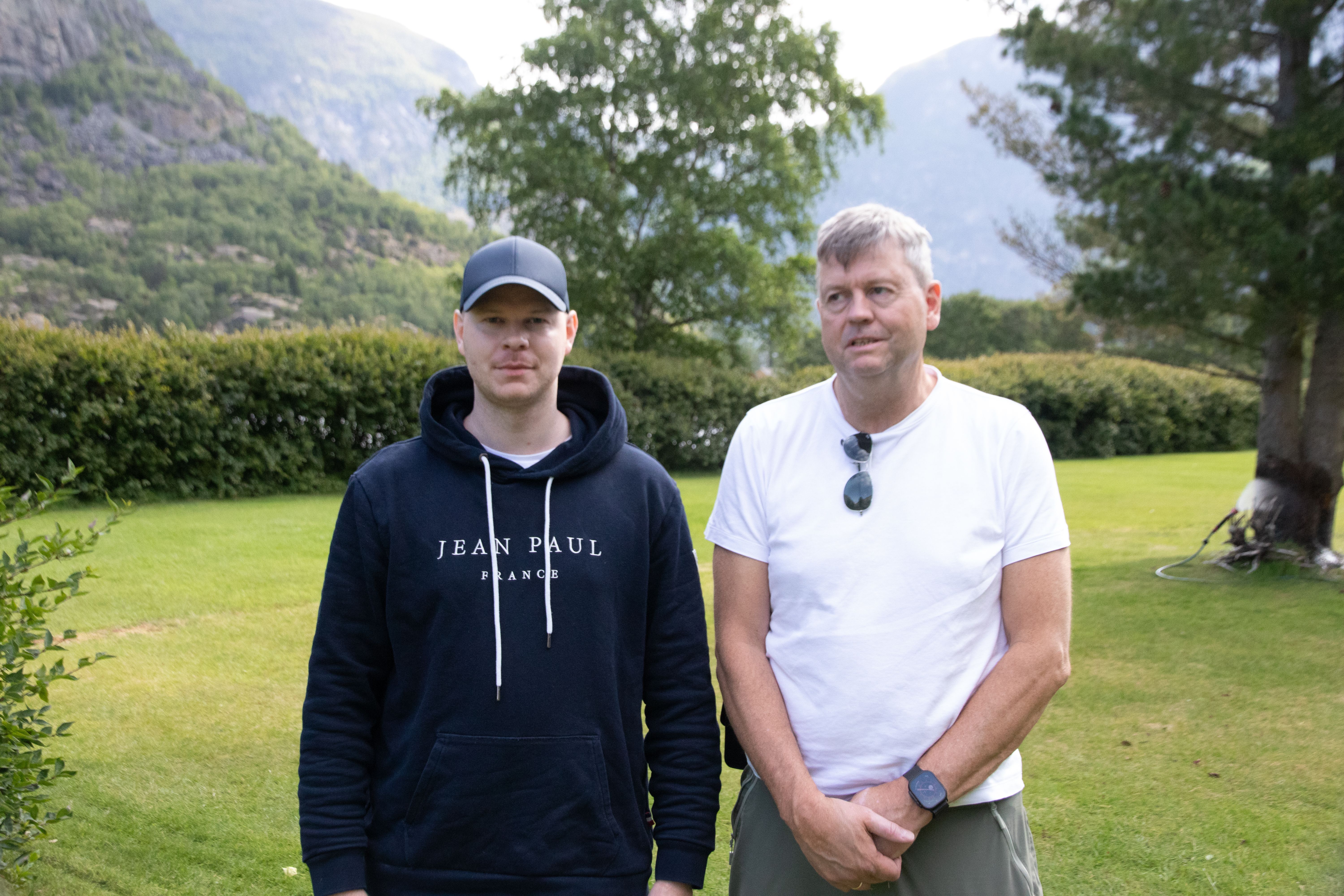 Sivert (27) og Per Erik (58) måtte redda bilen frå flammane: – Det svei ...