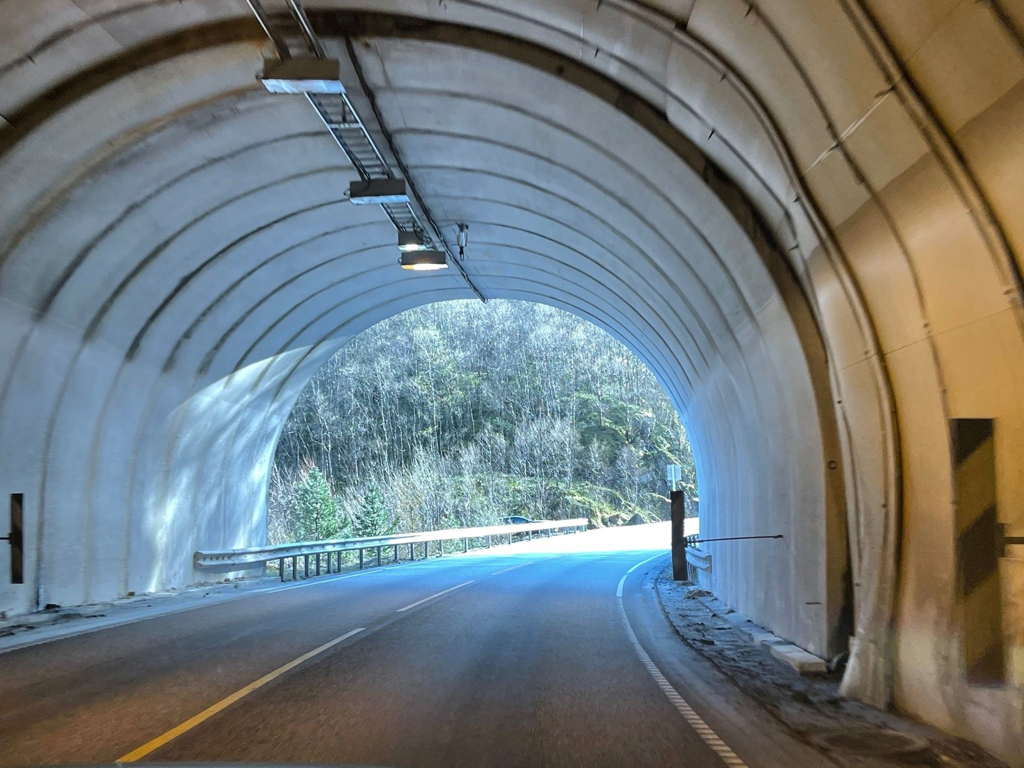 Tunnel stengt på grunn av gjenstand i vegbanen - fjt.no