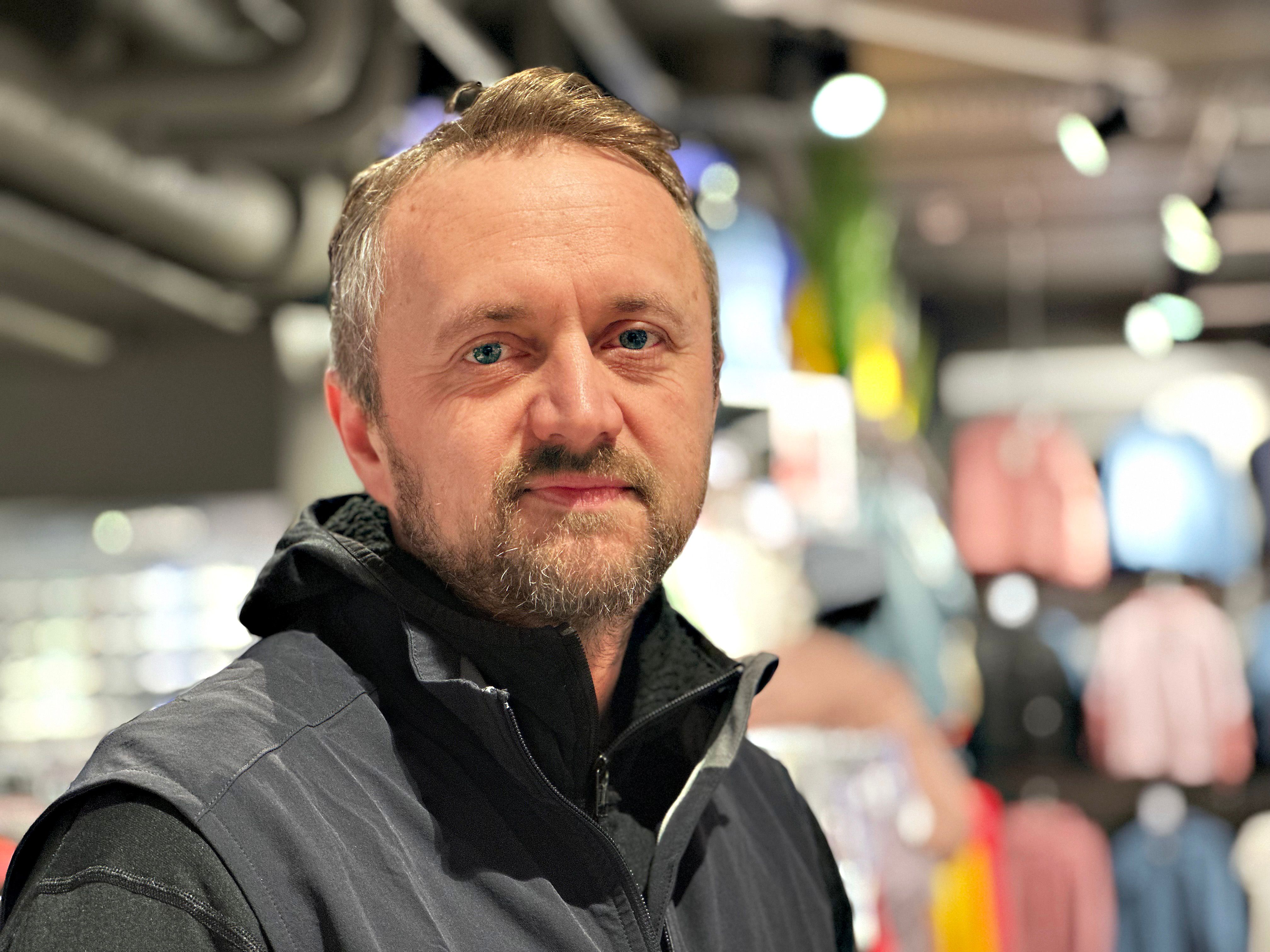 Magnus (43) har arbeidet i sportsbutikker hele livet. Her får han smurt ...