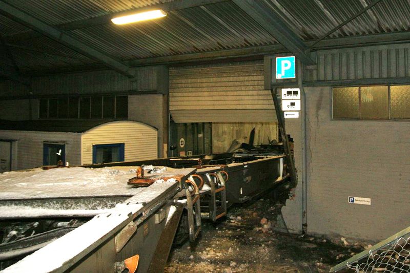 Tog braste over veien og inn i bygning - smp.no