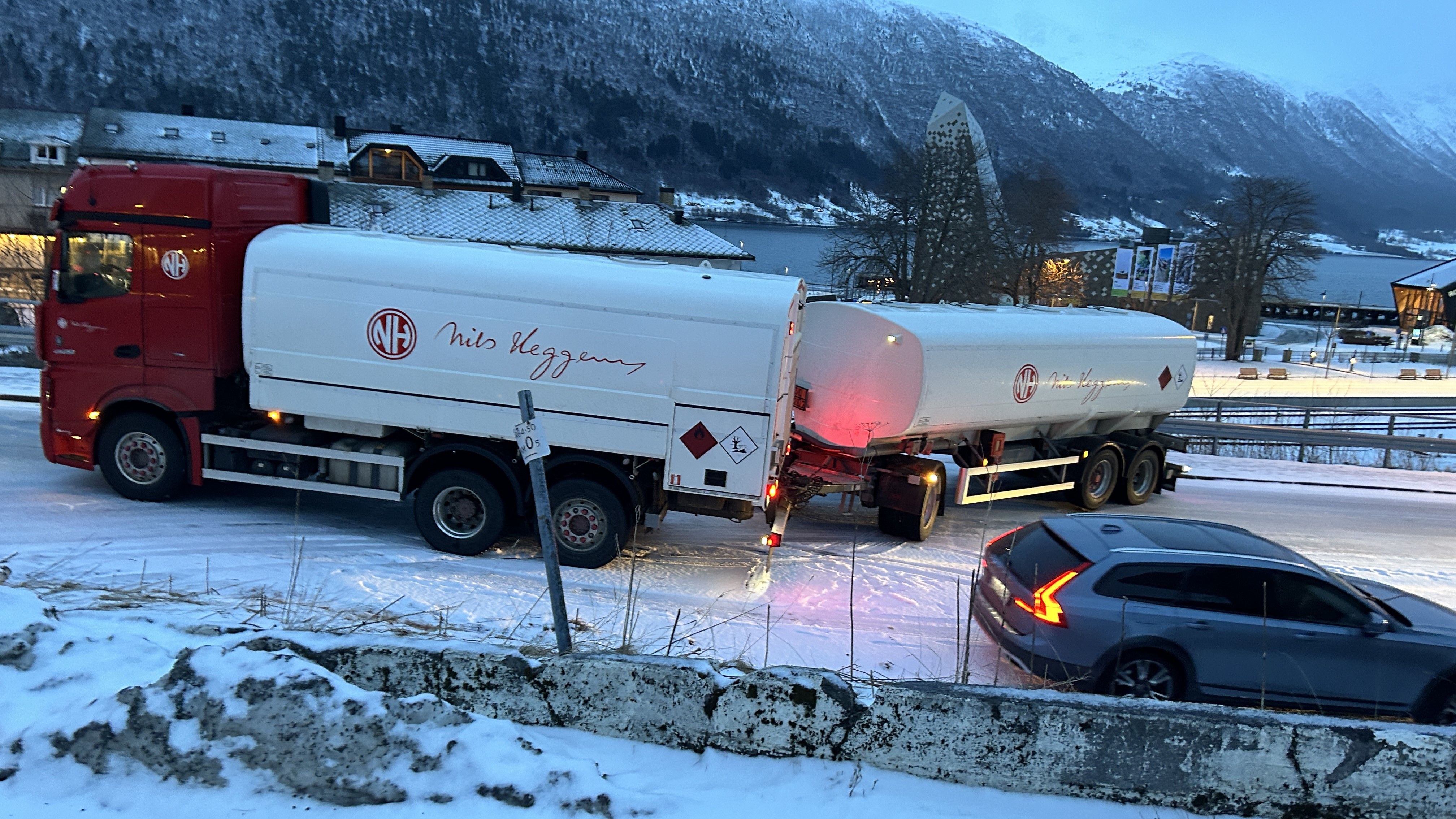 Glatte veier – tankbil kom seg ikke opp bakken - smp.no