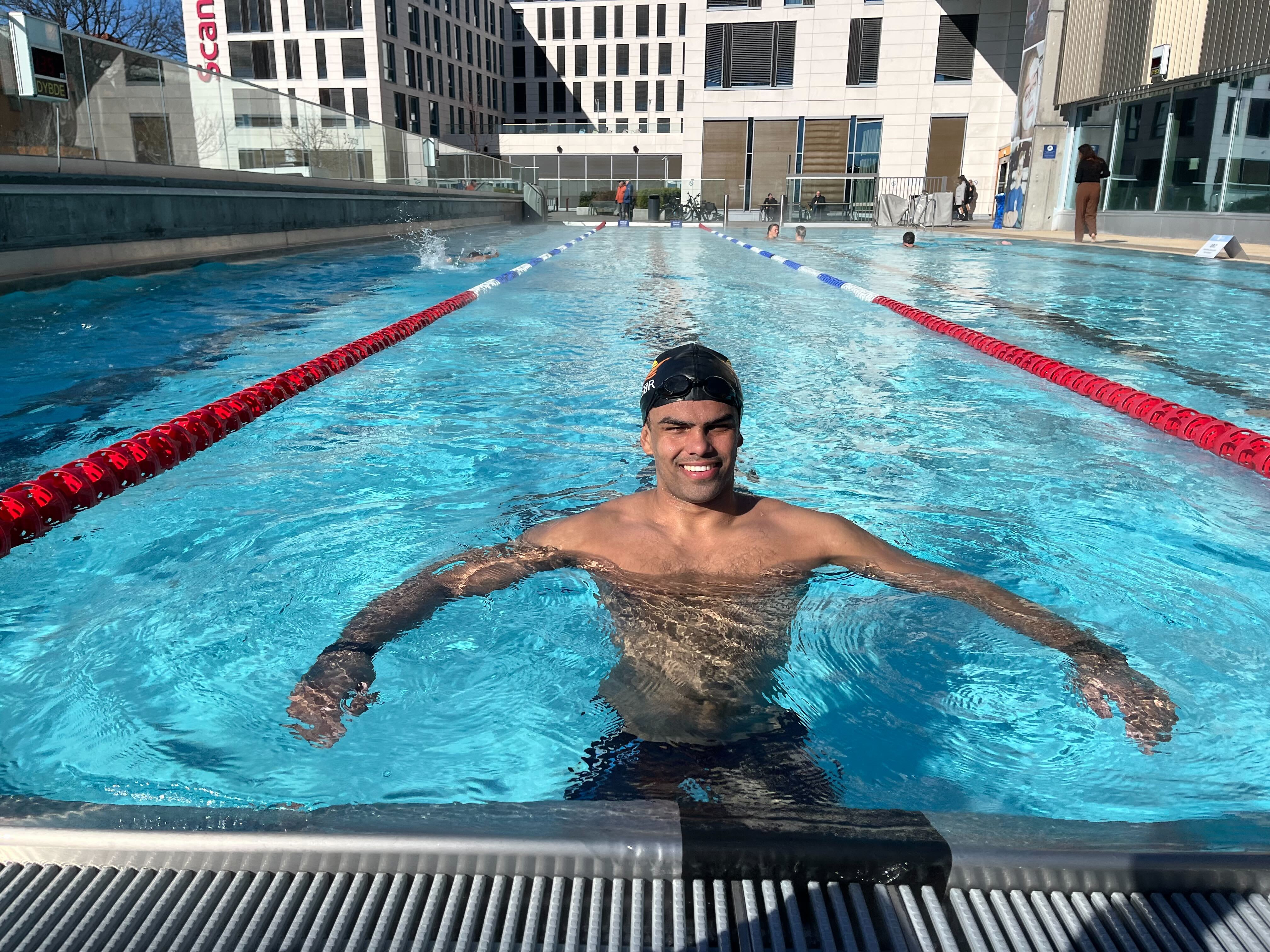 Svømte tre mil på 10,5 timer: – Hele kroppen verket - fvn.no