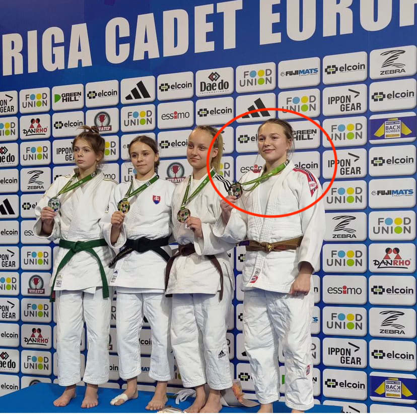 Her står Selma (16) på pallen etter den utrolige prestasjonen: – Nesten ...