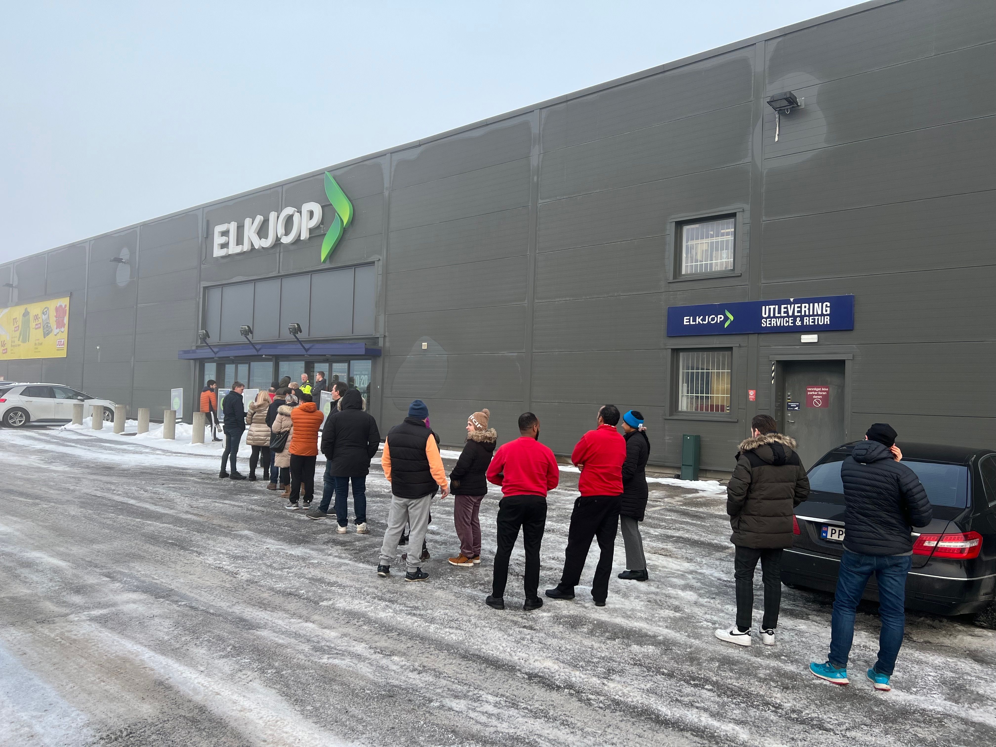 Sjekk den køen! Dumpet prisene i hele butik­ken - varden.no