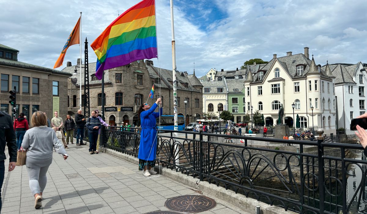 Flagget er heist igjen på Hellebroa–Se video: - aesby.no Flagget er heist igjen på Hellebroa–Se video: - aesby.no