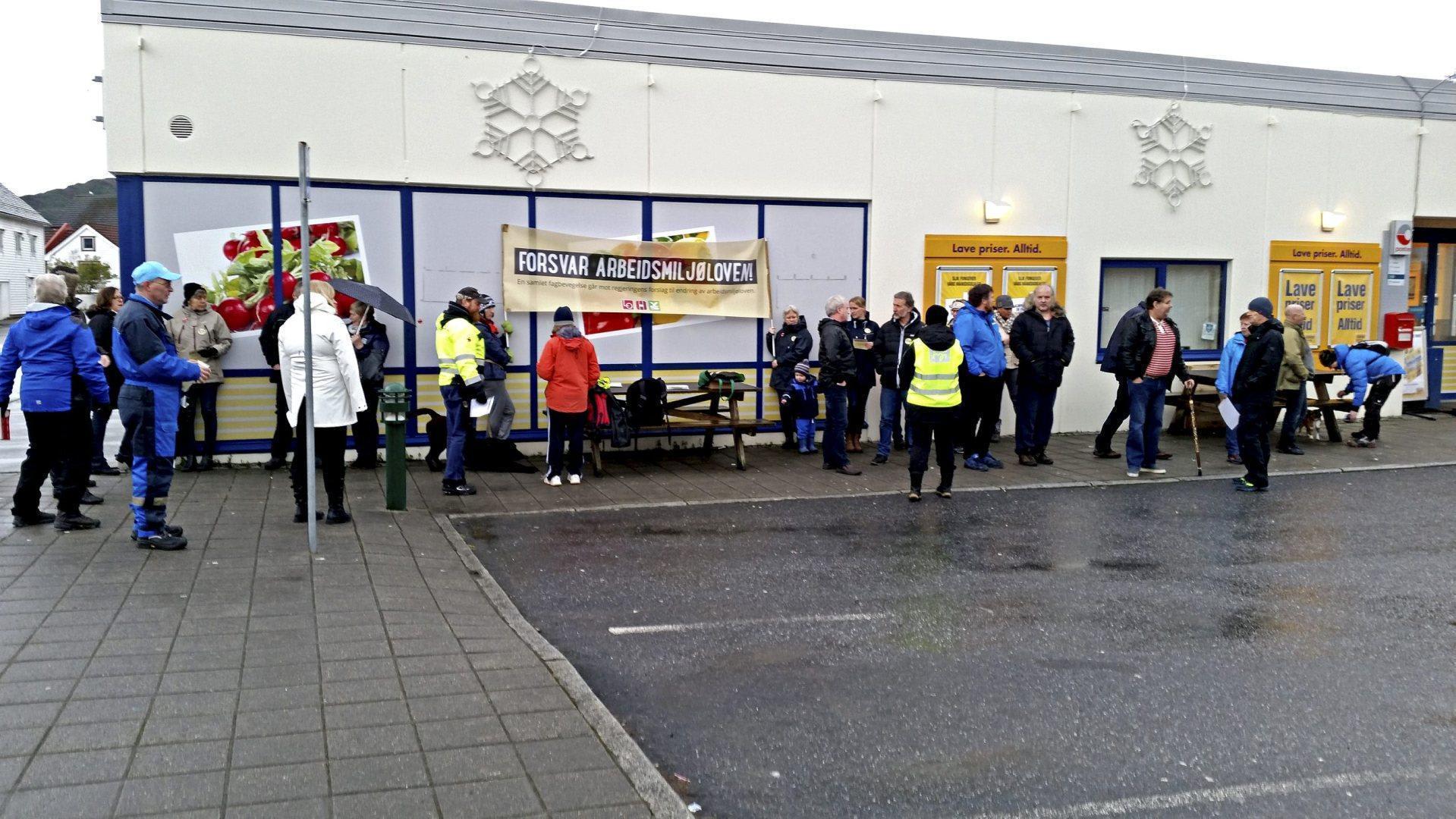 Samla seg for å protestere - fjt.no