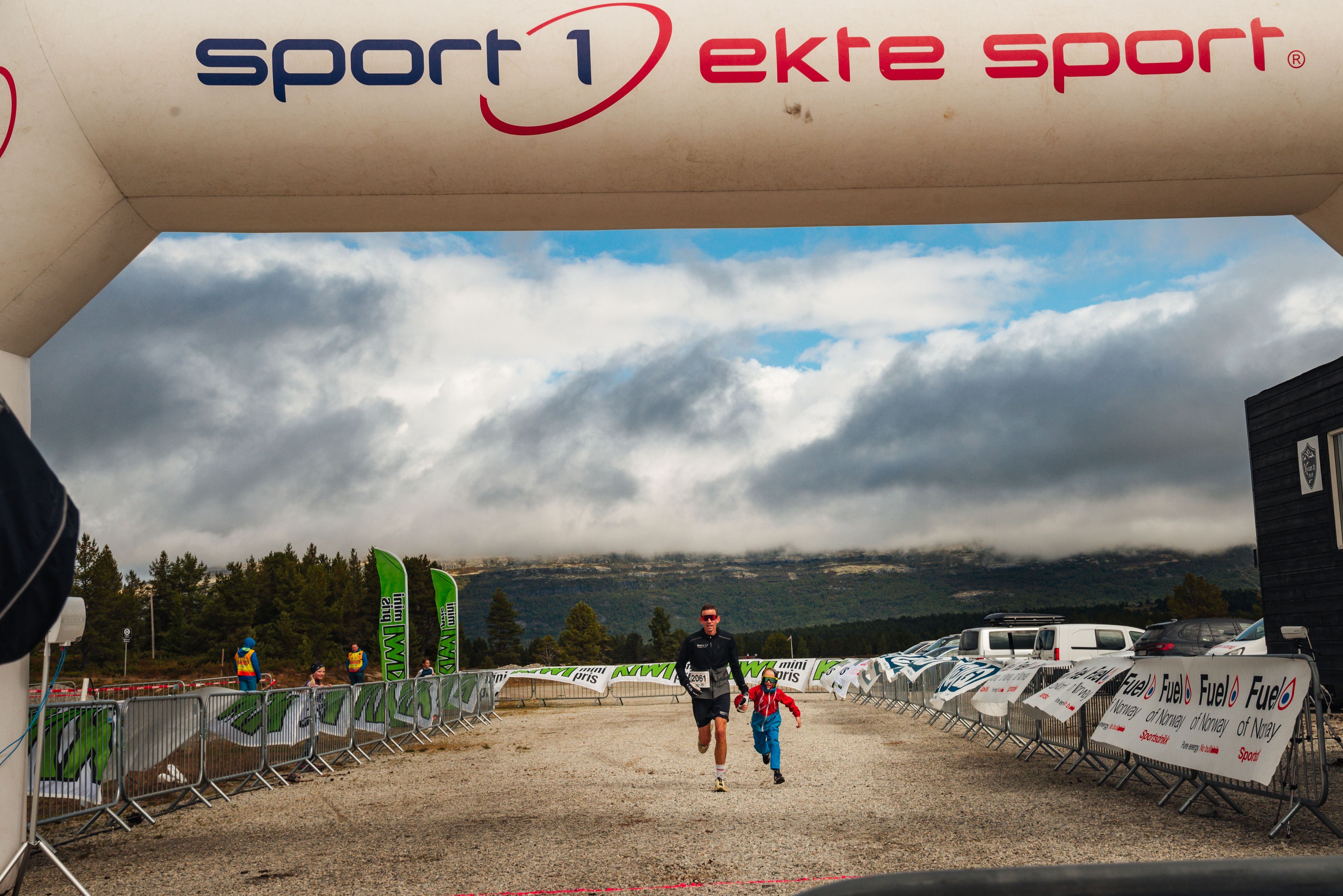 Da pappa nærmet seg mål, skyndte Magnus (6) seg over gjerdet for å slå ...