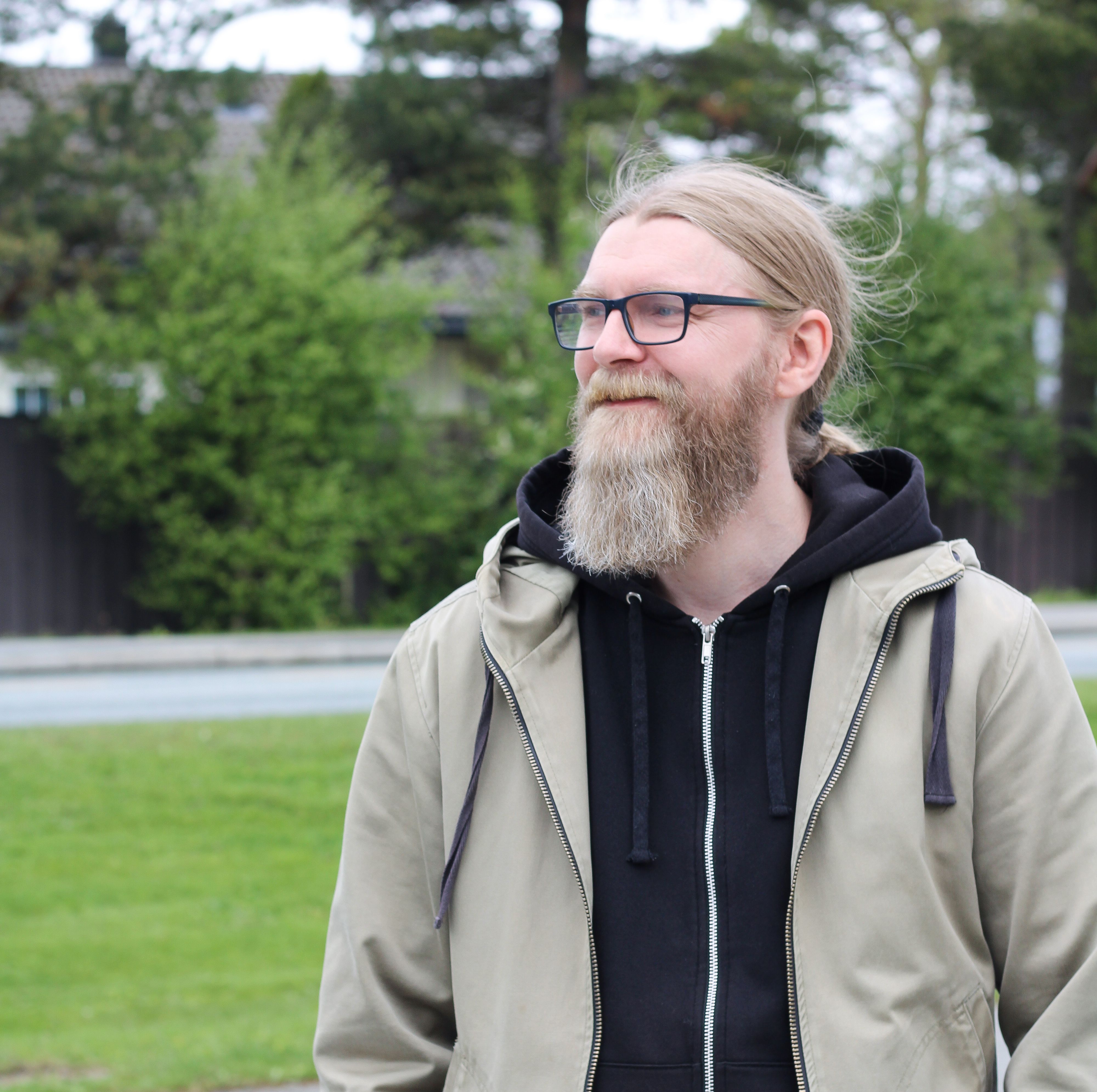 Boligprisene trakk Torstein og familien over fjorden. Herfra lager han ...