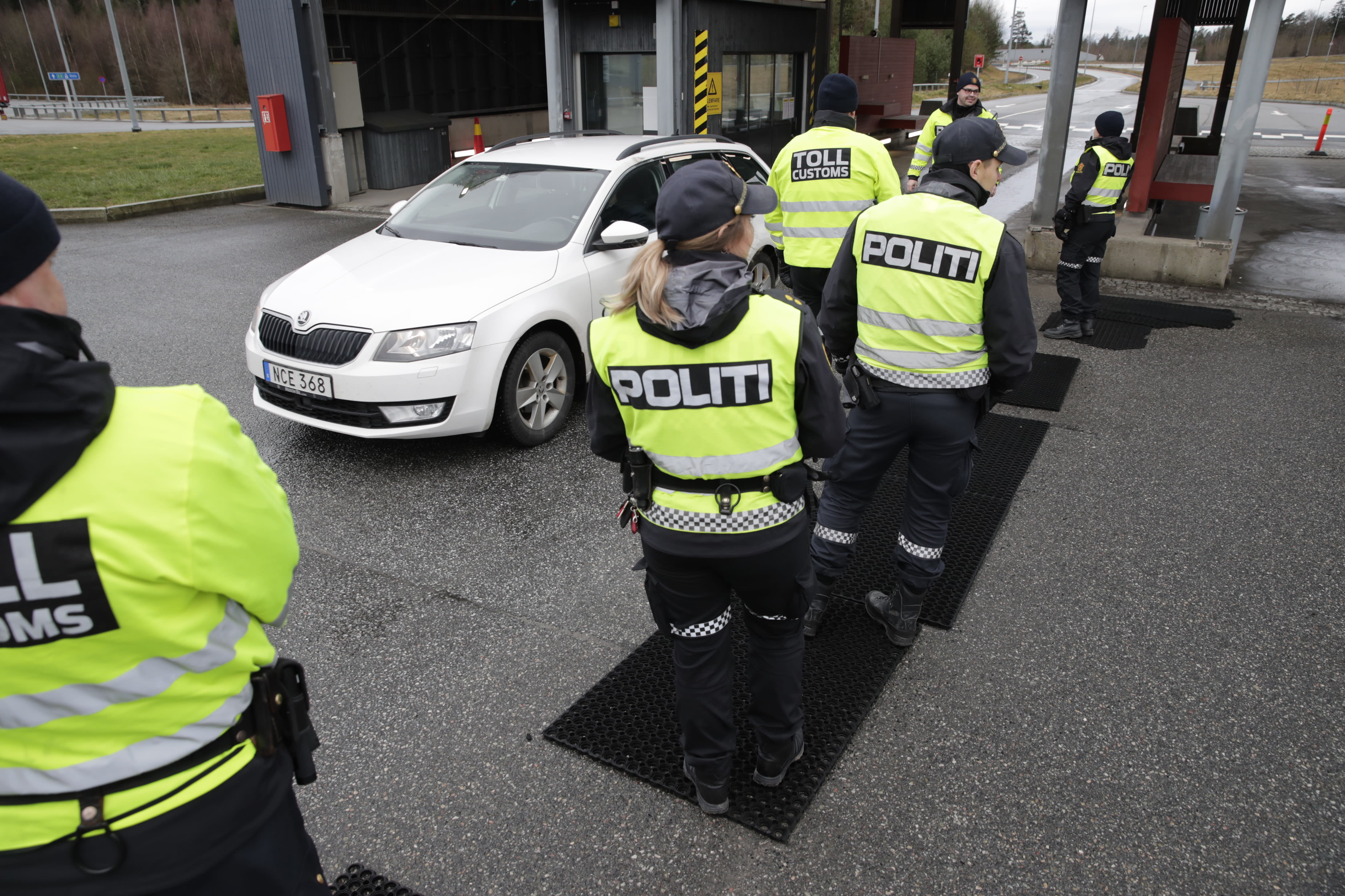 Setter opp sperringer ved grenseovergangene, og etablerer teststasjoner ...