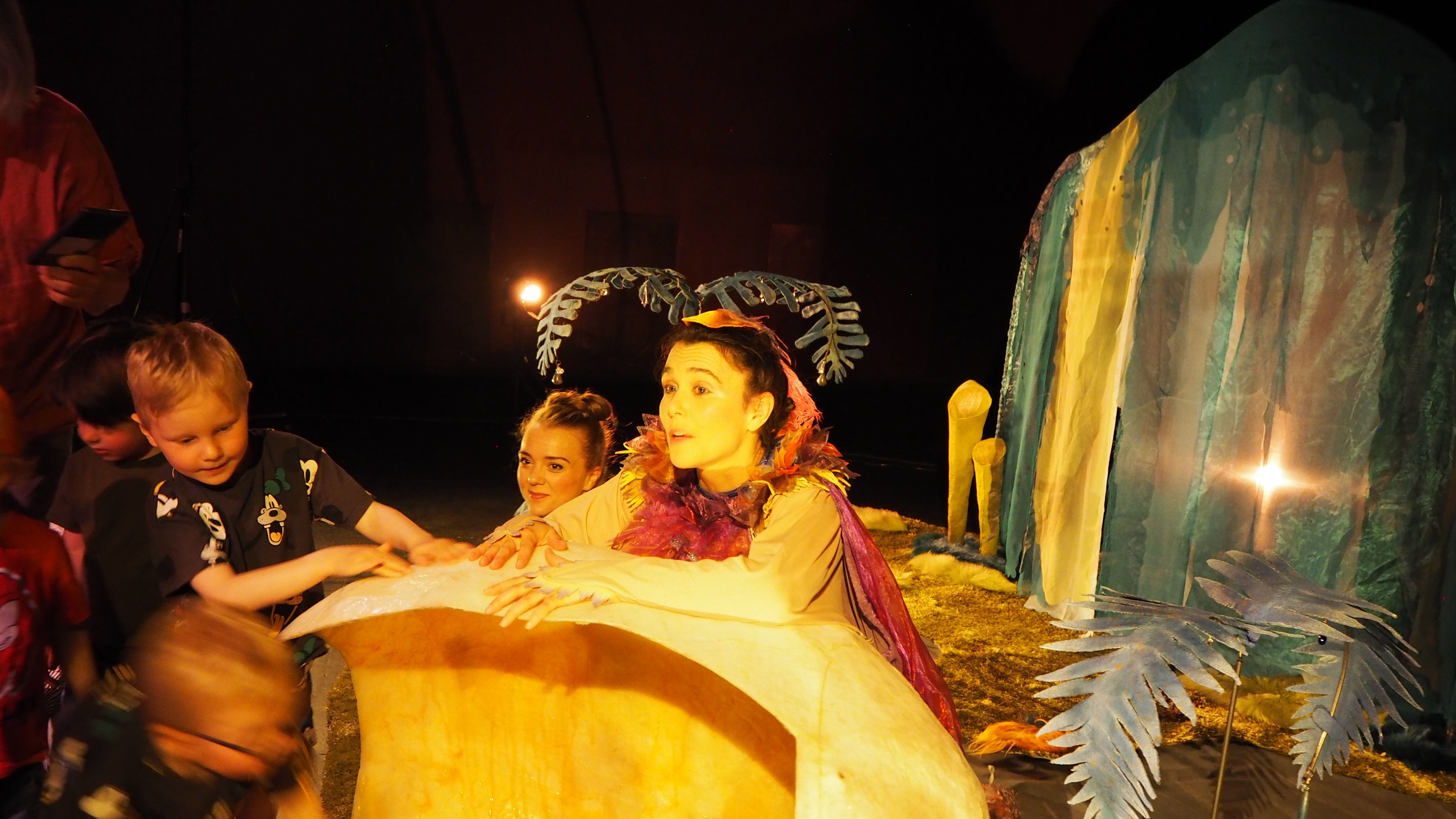 Ordløs forestilling med god kontakt med publikum - ht.no