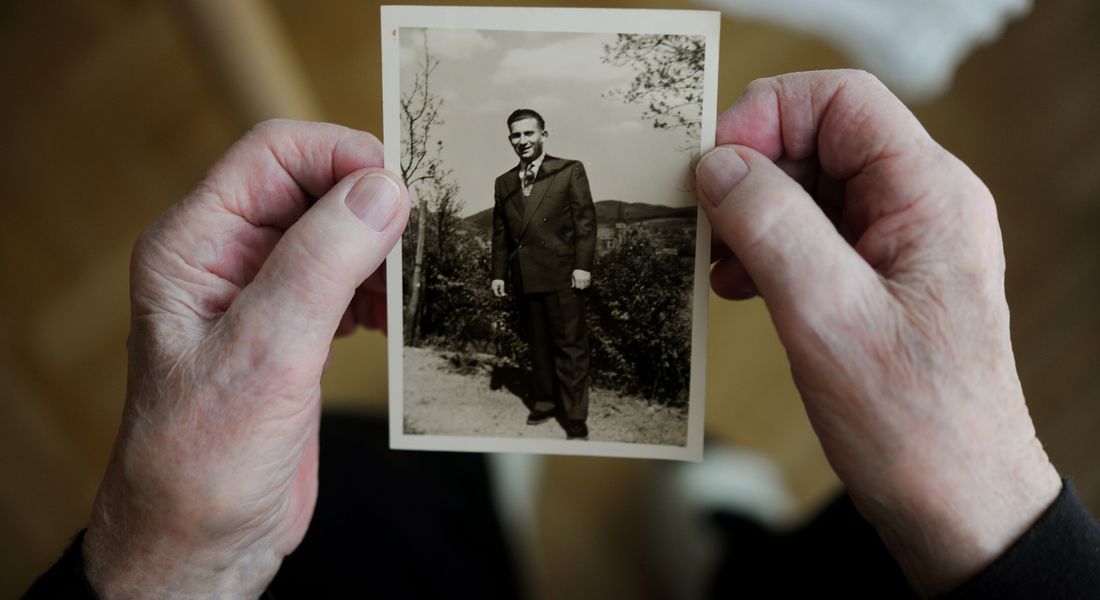 «En dag skal også du inn i den grå massen ’gamle folk’. Den reisen kan ... «En dag skal også du inn i den grå massen ’gamle folk’. Den reisen kan ...