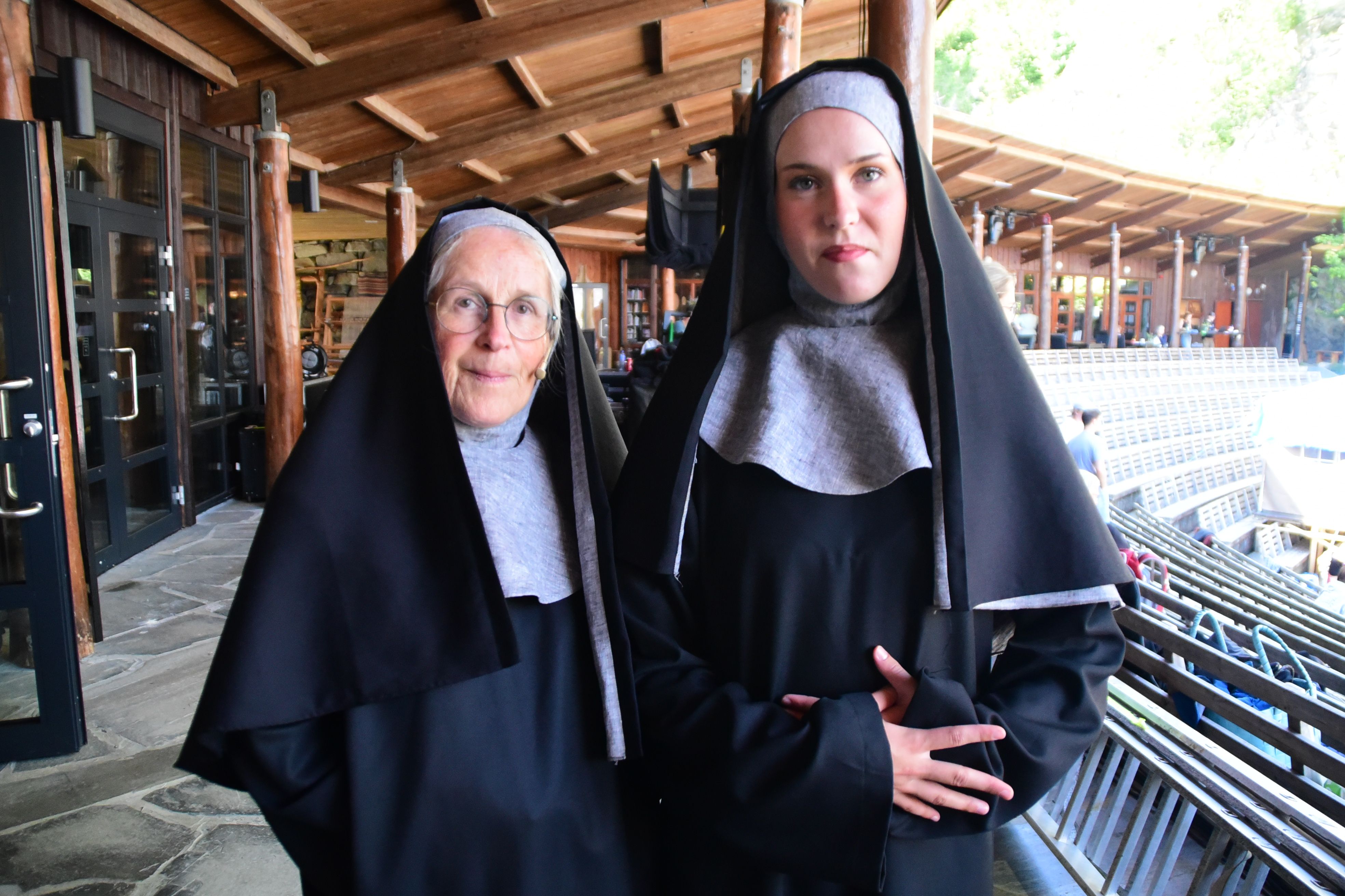 Astrid og Mathilde får prøva seg som nonner på scena for første gong ...