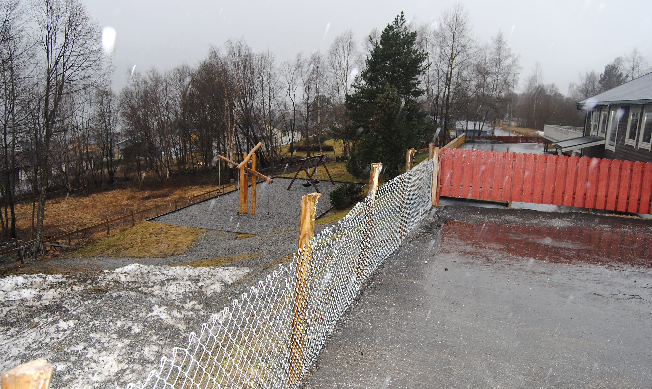 Tar ned gjerde rundt barnehagen - andalsnes-avis.no
