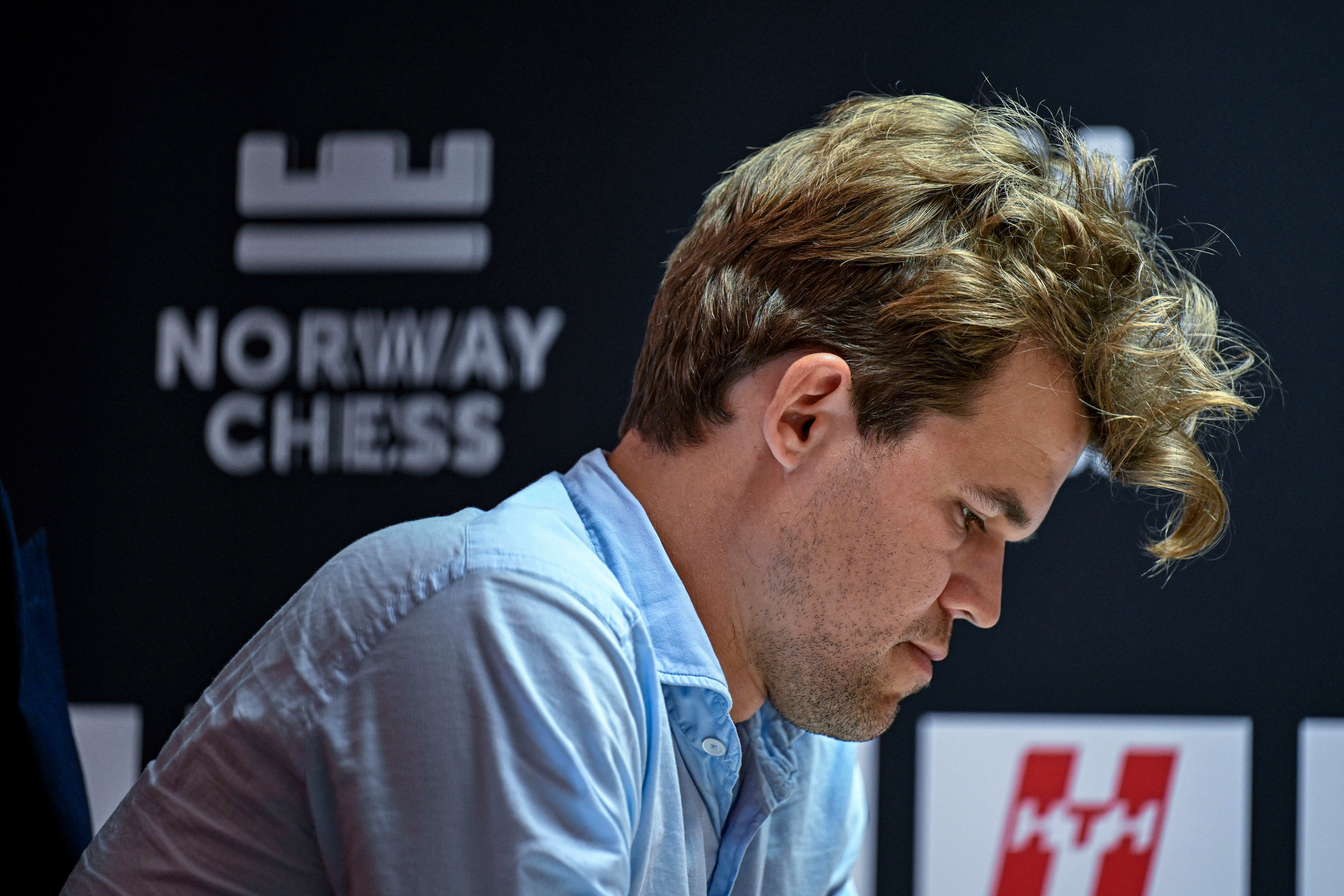 Drømmestart for Carlsen i Paris – klaget på dårlig luft og blytungt ...