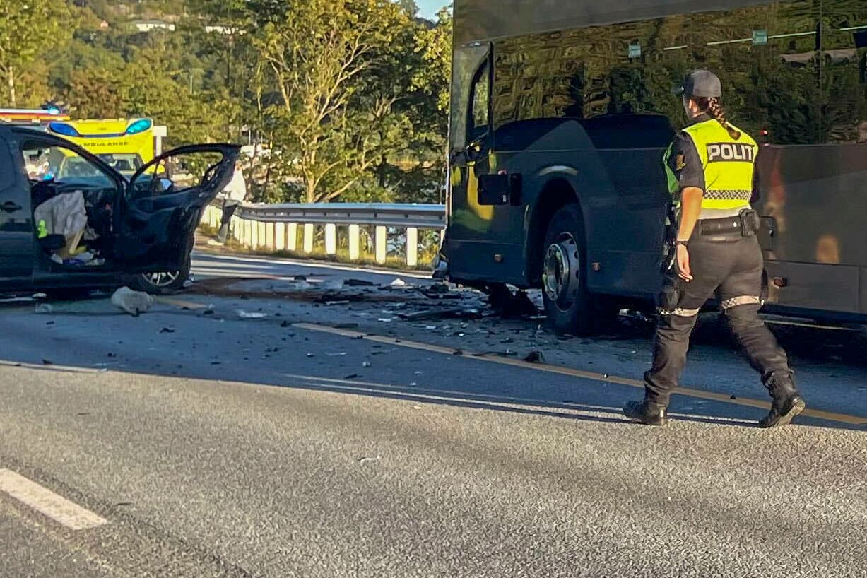 E39 gjenåpnet etter kollisjon mellom bil og buss i Mandal - agderposten.no