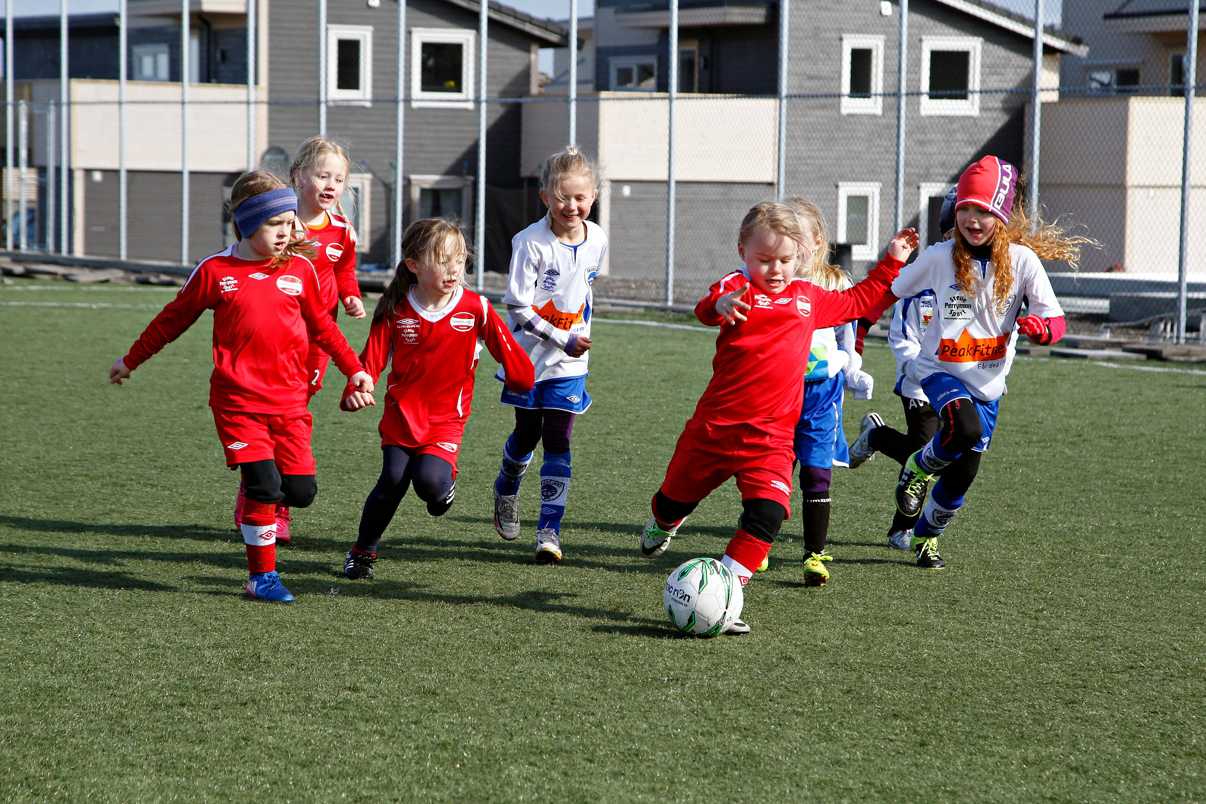 Bygger fotballbane og aktivitetspark på Hellesøy - vestnytt.no