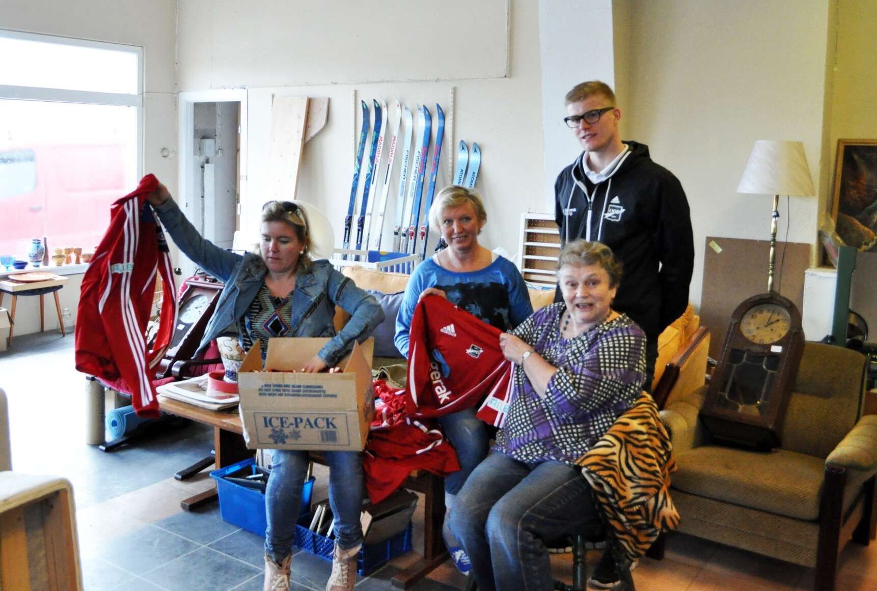 Støtter fattige i Kenya med vann og fotballtrøyer - varden.no