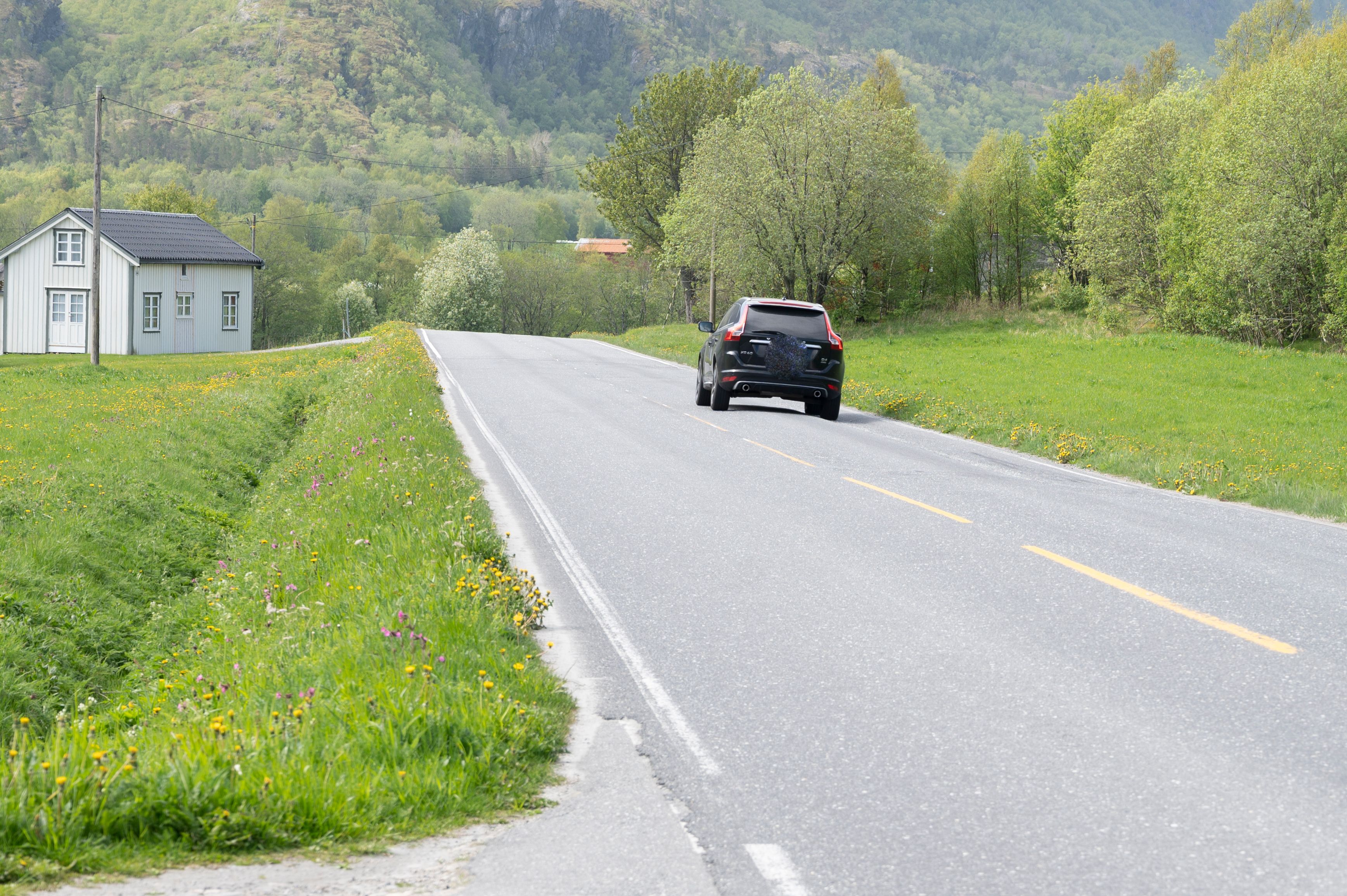Vegvesenet tar ned ett skilt og setter opp et nytt