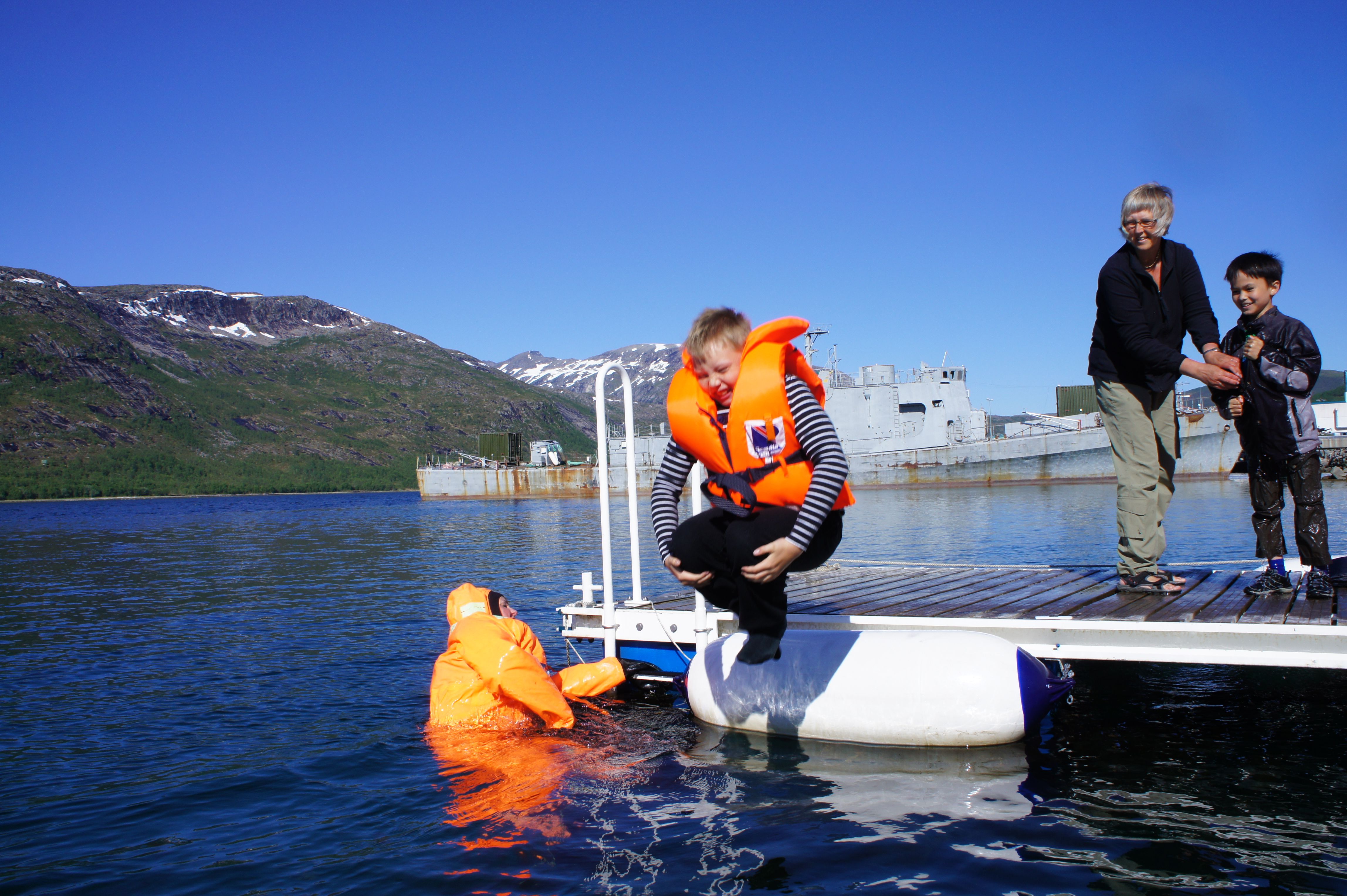 Livredningsprøve i havet - ht.no