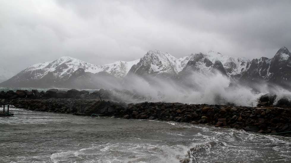 Kuling og regn i dag - storm i morra - vol.no