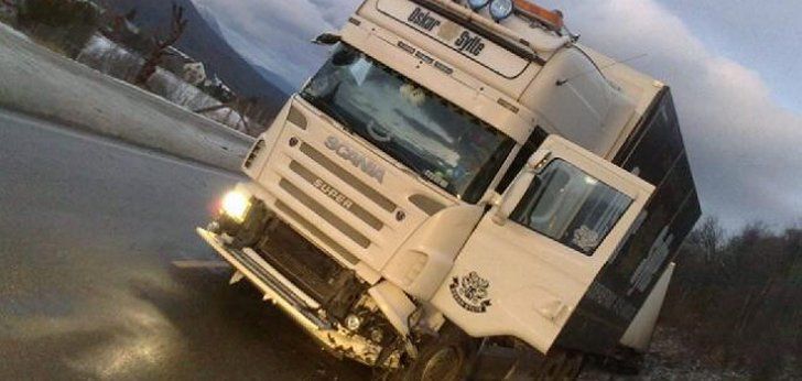 Trailer utfor vegen - mann til sjukehus - rbnett.no Trailer utfor vegen - mann til sjukehus - rbnett.no
