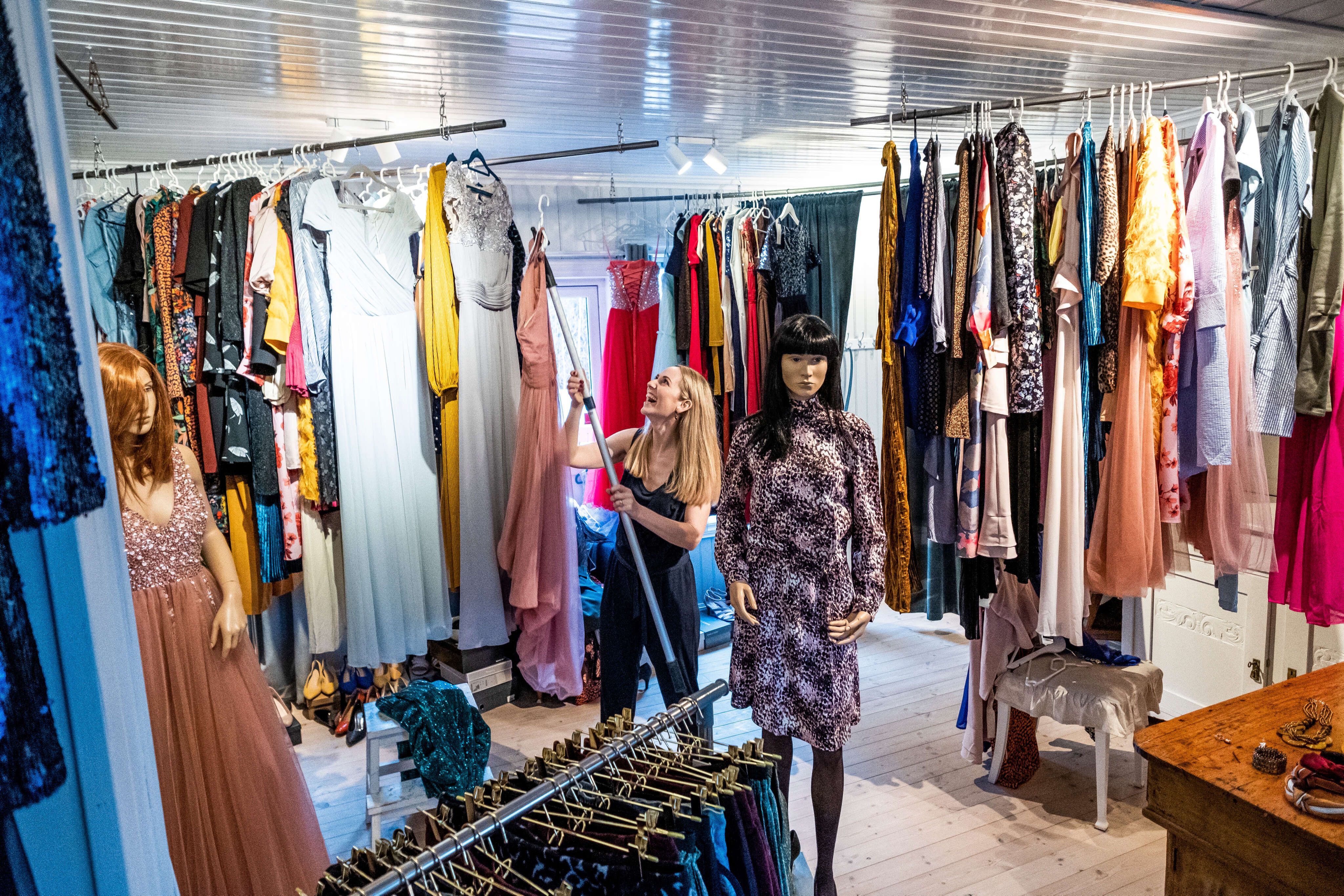 Julie har stua full av kjoler – nå vil hun også leie ut dine klær ...