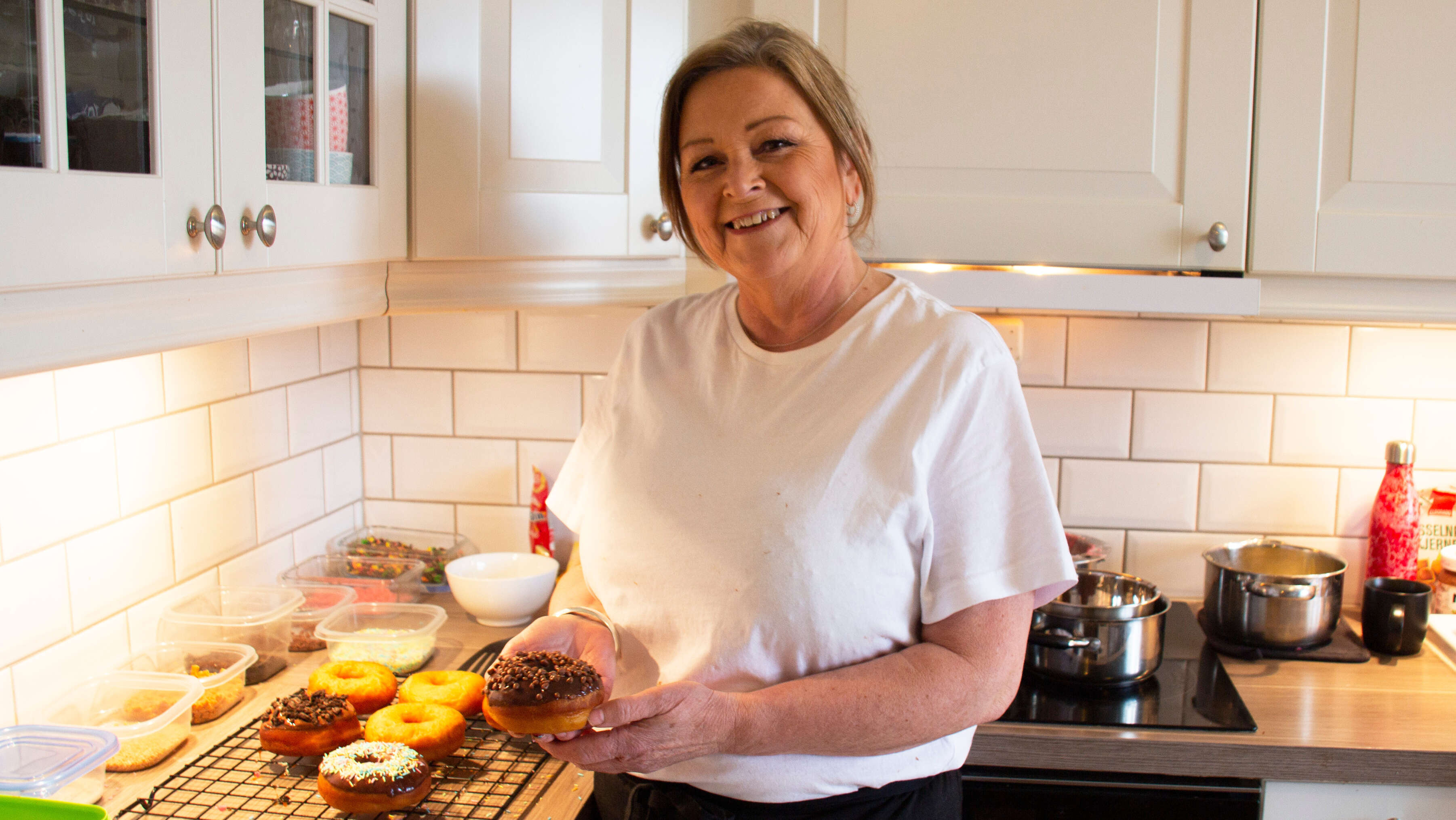 I helgene har køen utenfor huset hennes vært lang. Nå har Anne Britt ...