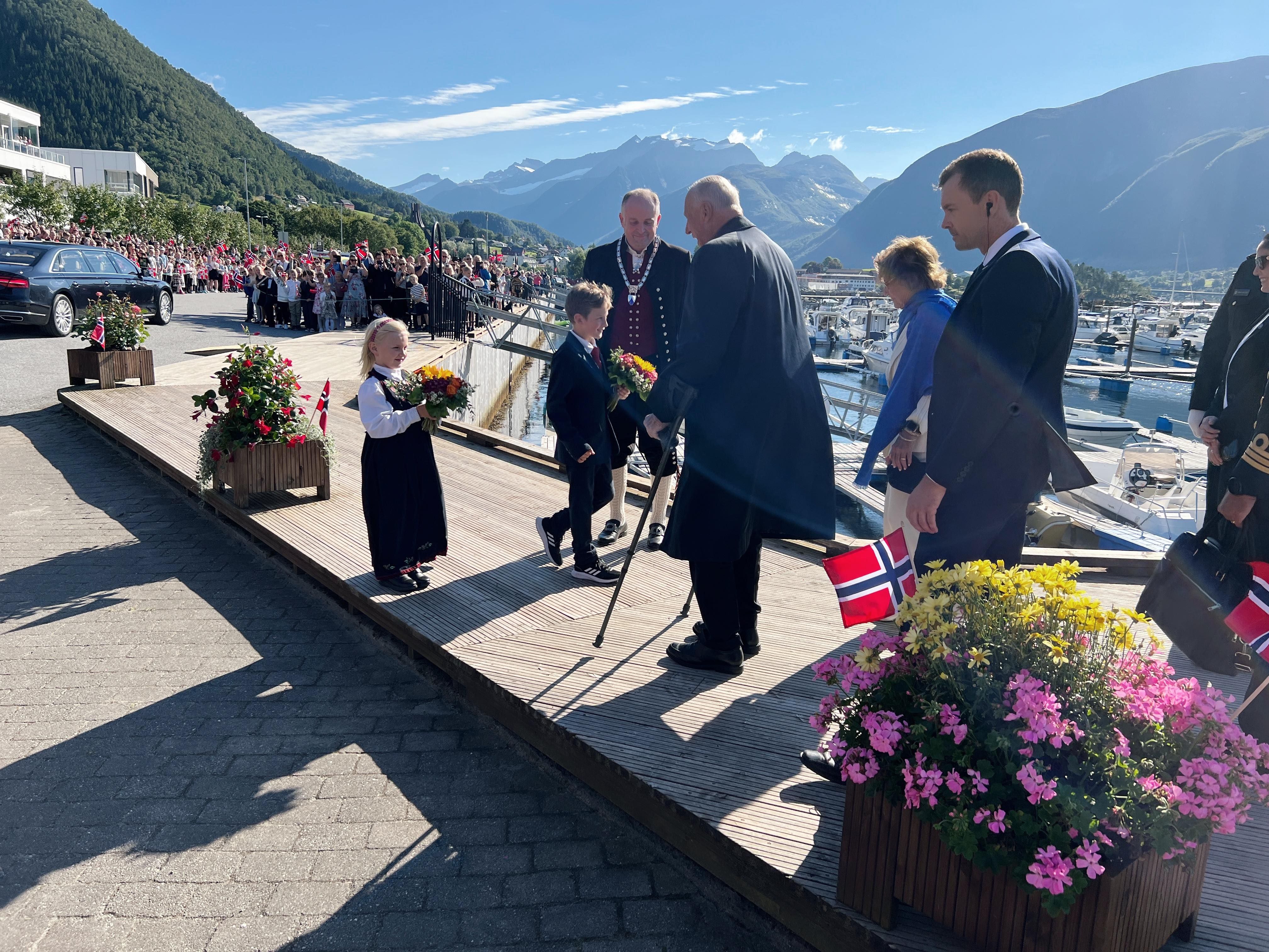 Her får kongeparet blomar av Viljar og Martine - nyss.no