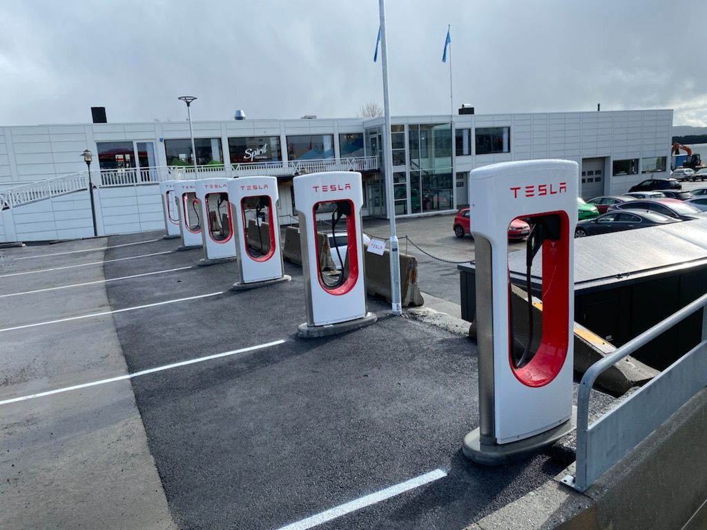 I dag åpner Tesla ladestasjon i Molde - rbnett.no