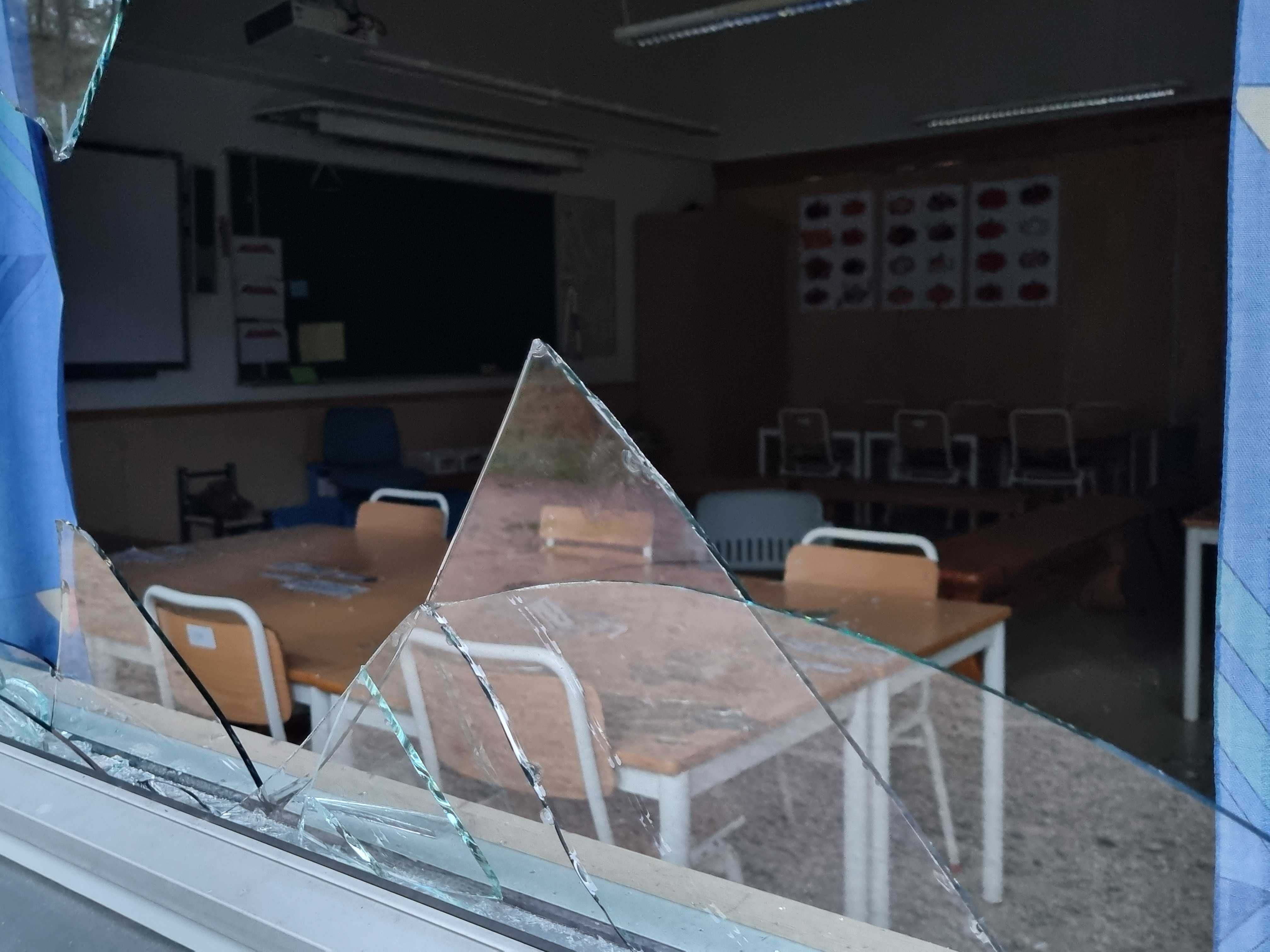 Rundt 30 ruter knust på skole. Nå er saken oppklart. - fvn.no
